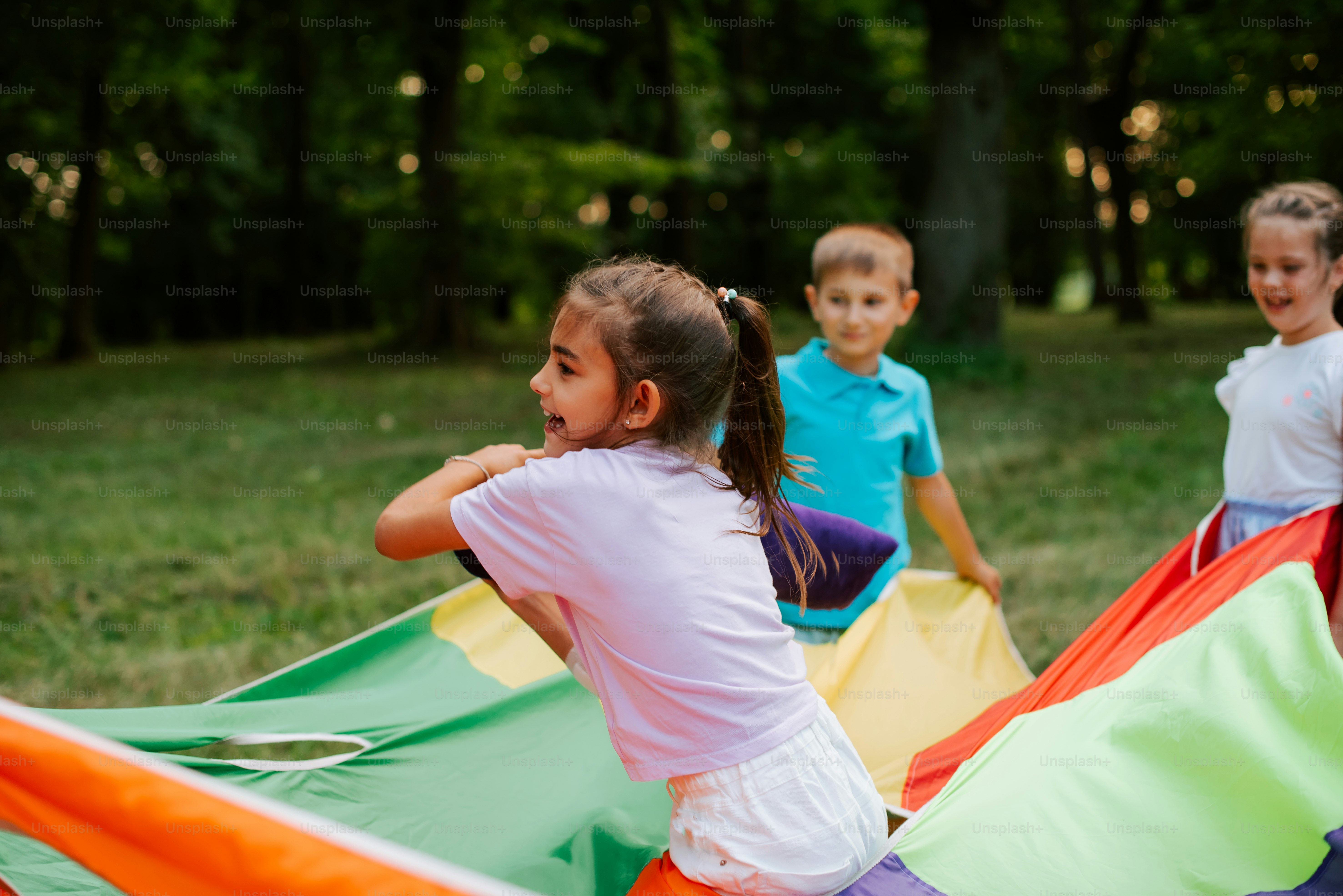 A group of young children flying kites in a field photo – Kids play ...