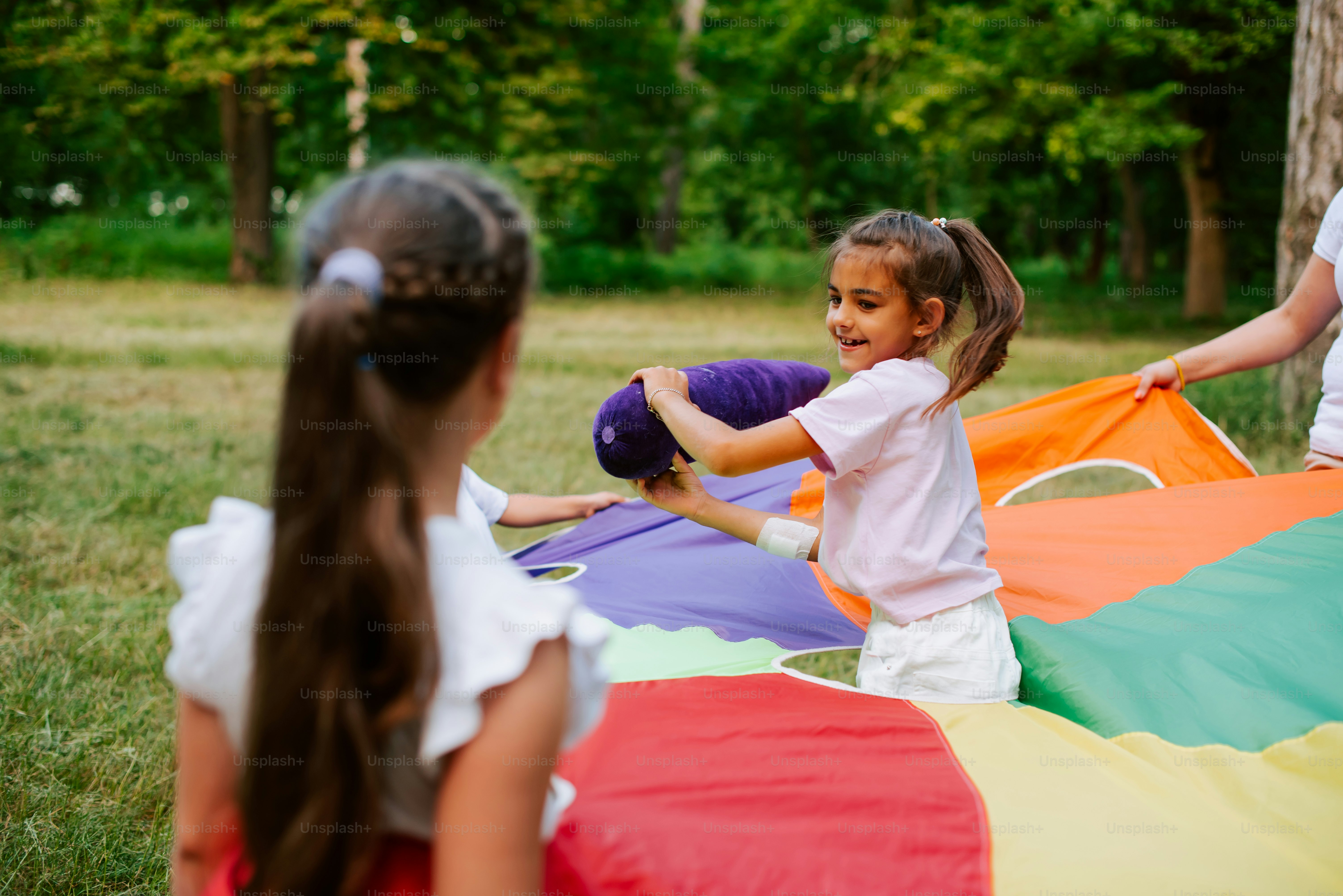 A group of children playing in the grass photo – Outdoors Image on Unsplash