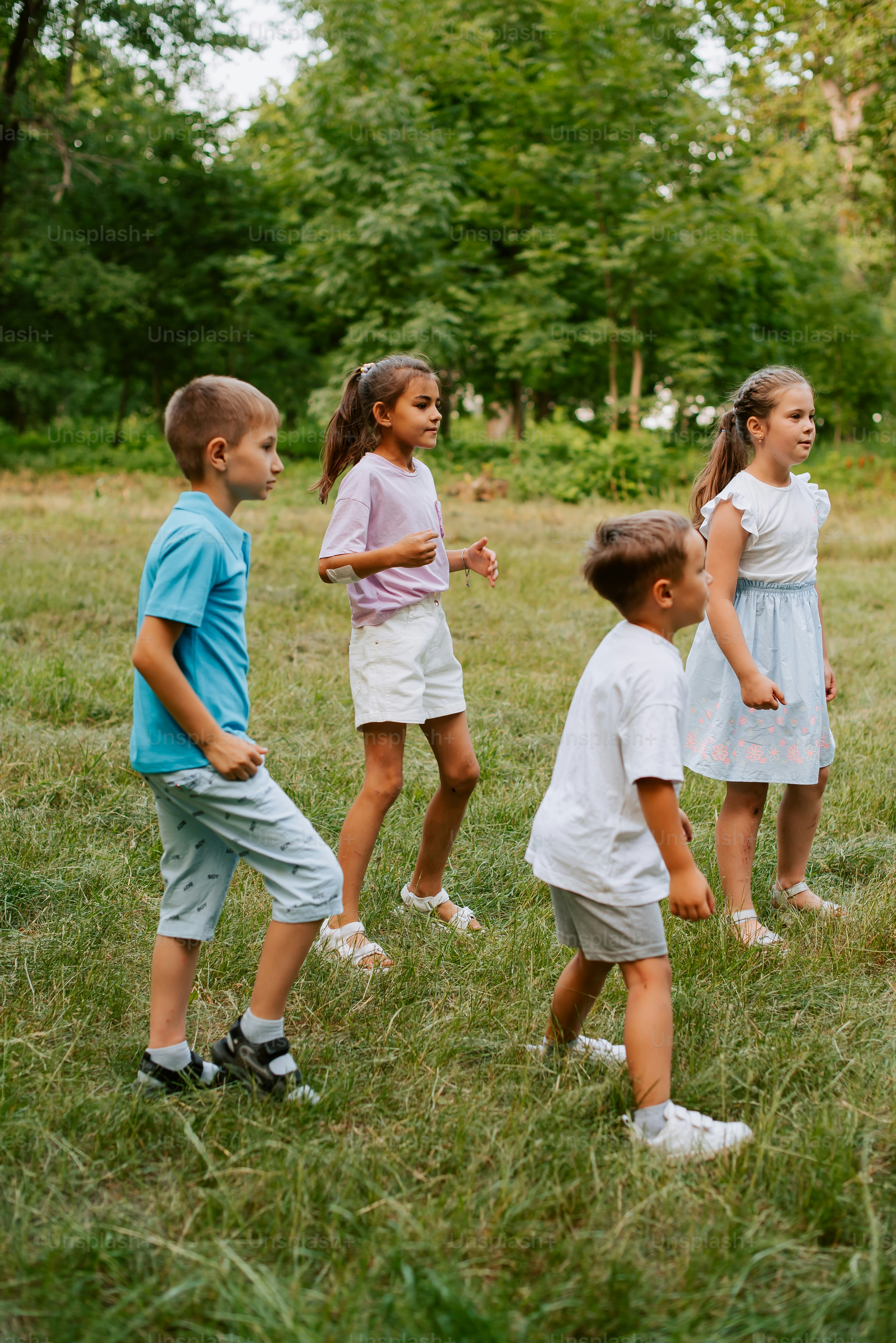 A group of young children playing a game of frisbee photo – Playing ...