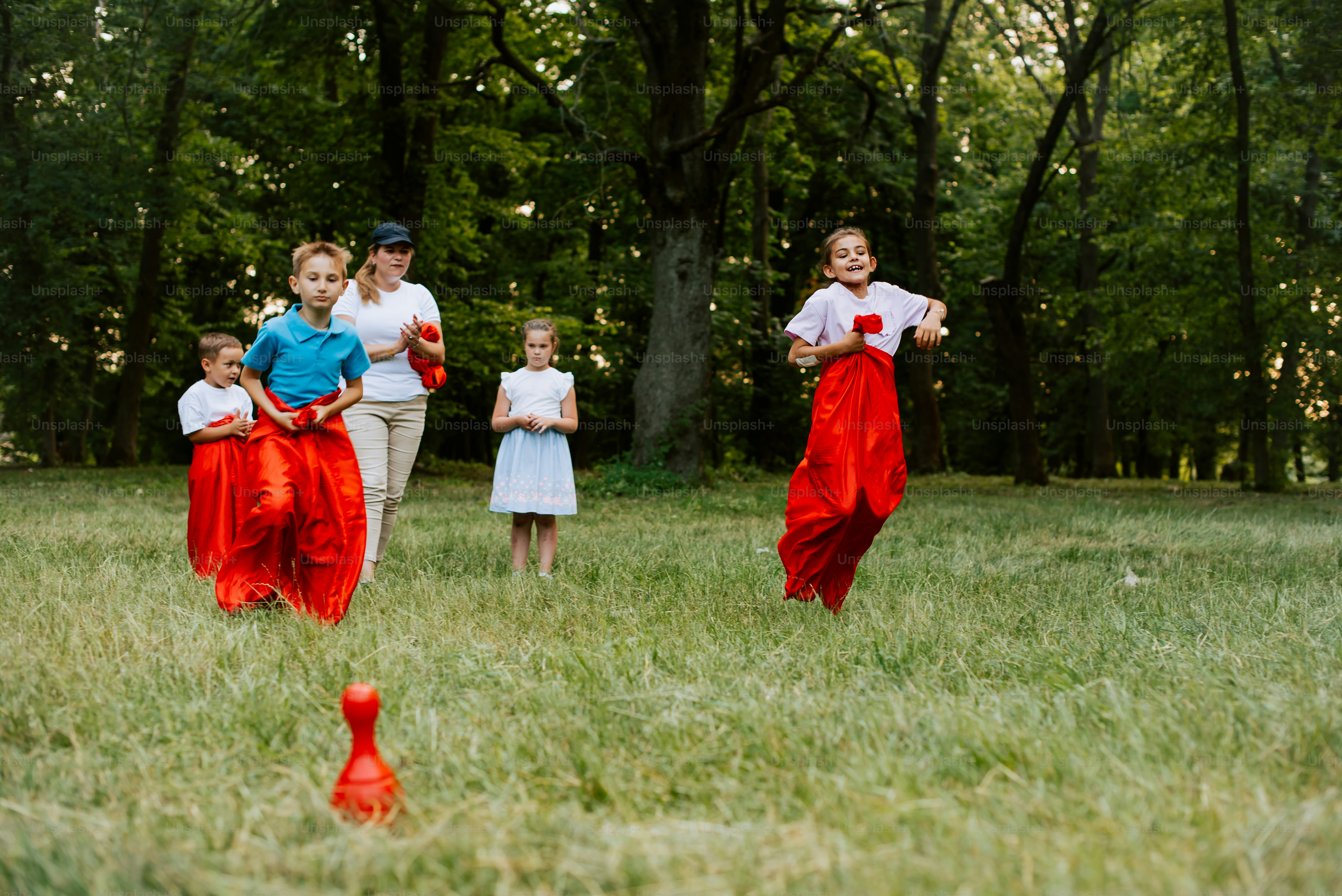 A group of people playing a game of frisbee photo – Kids Image on Unsplash