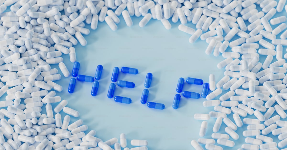 Help라는 단어의 철자가 적힌 알약의 원 사진 Unsplash의 배경 이미지