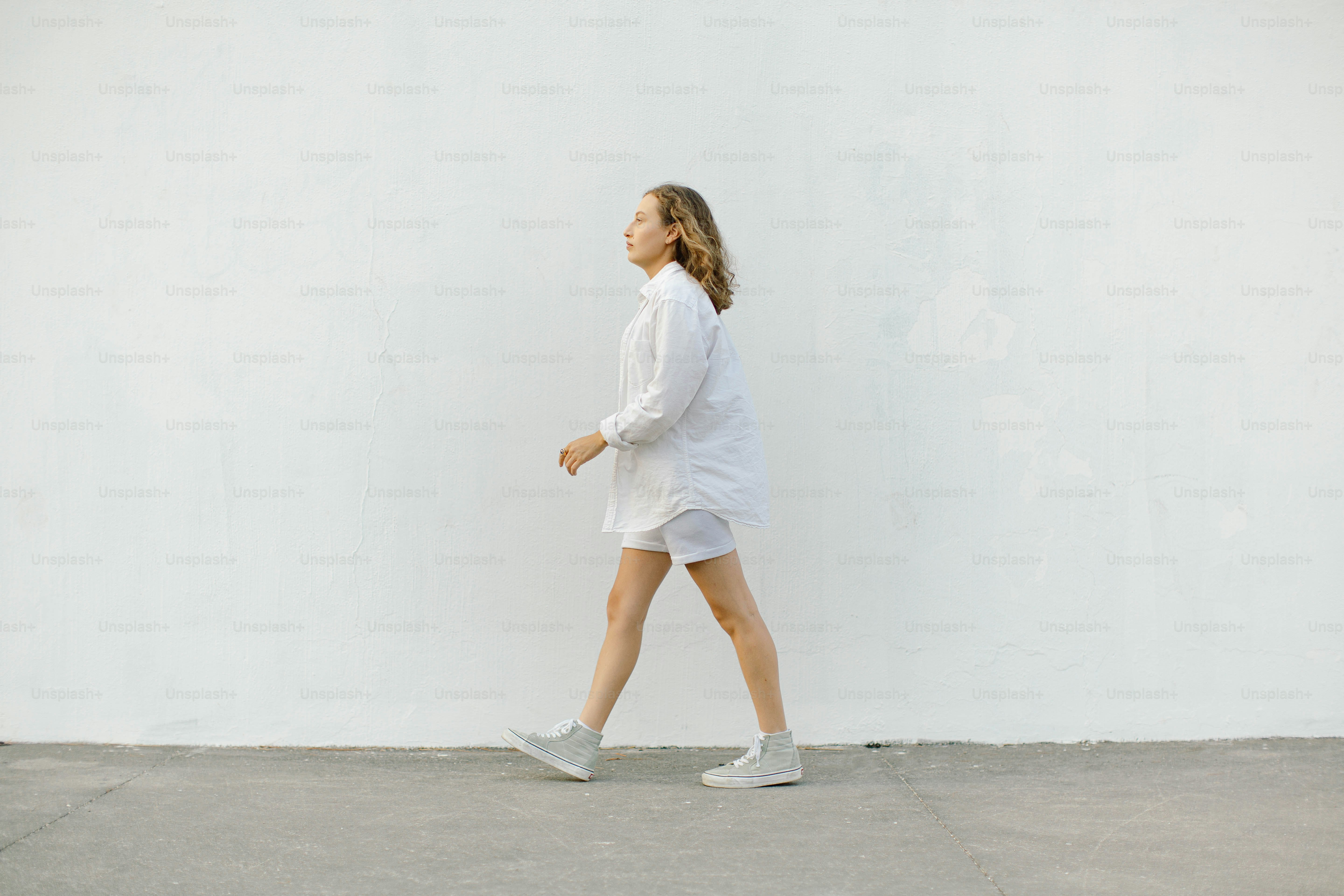 30,000+ Person Walking Pictures | Download Free Images on Unsplash