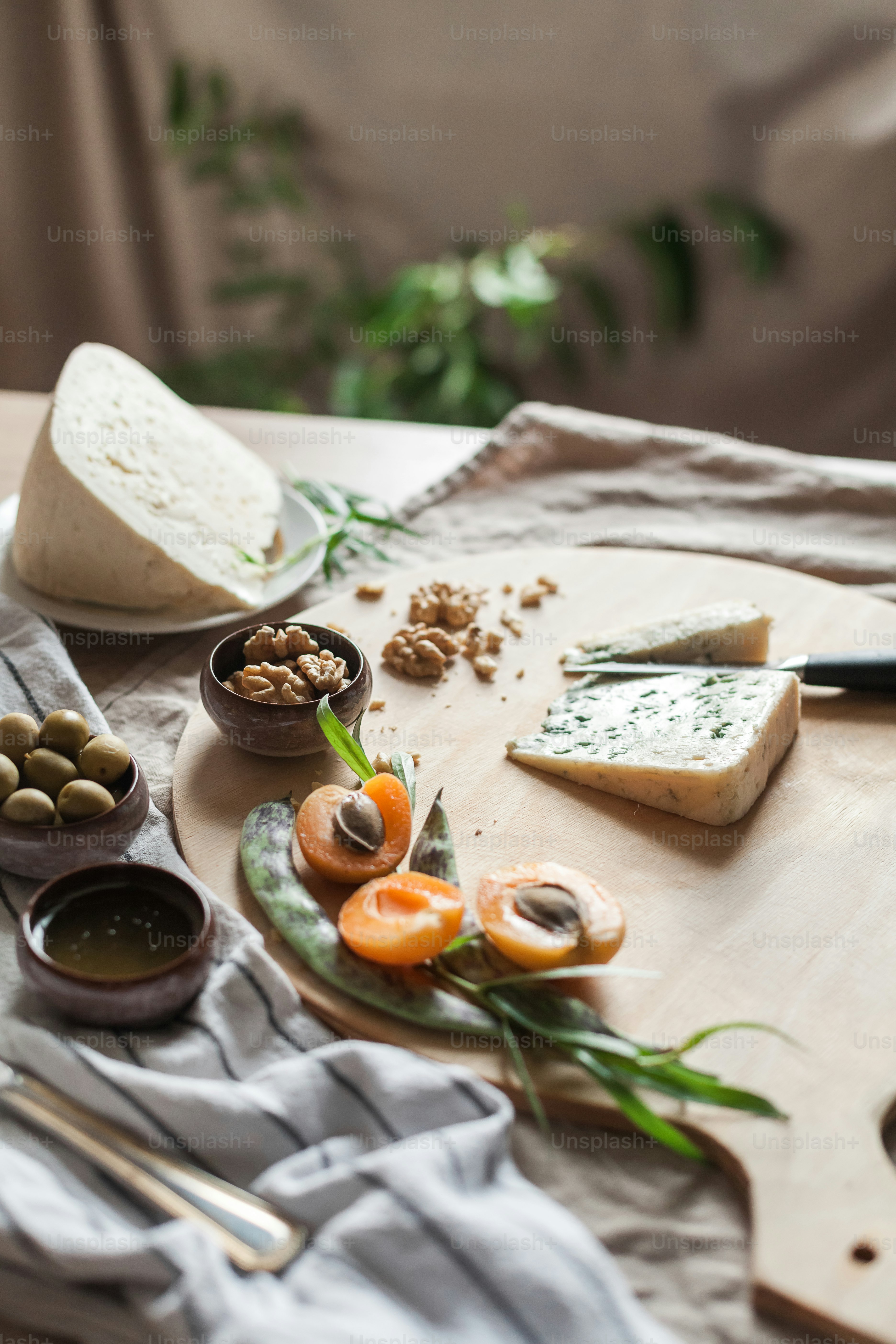 Une planche à découper en bois surmontée de différents types d’aliments ...