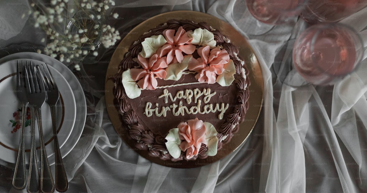 테이블 위에 놓인 초콜릿 생일 케이크 사진 Unsplash의 생일 케이크 이미지