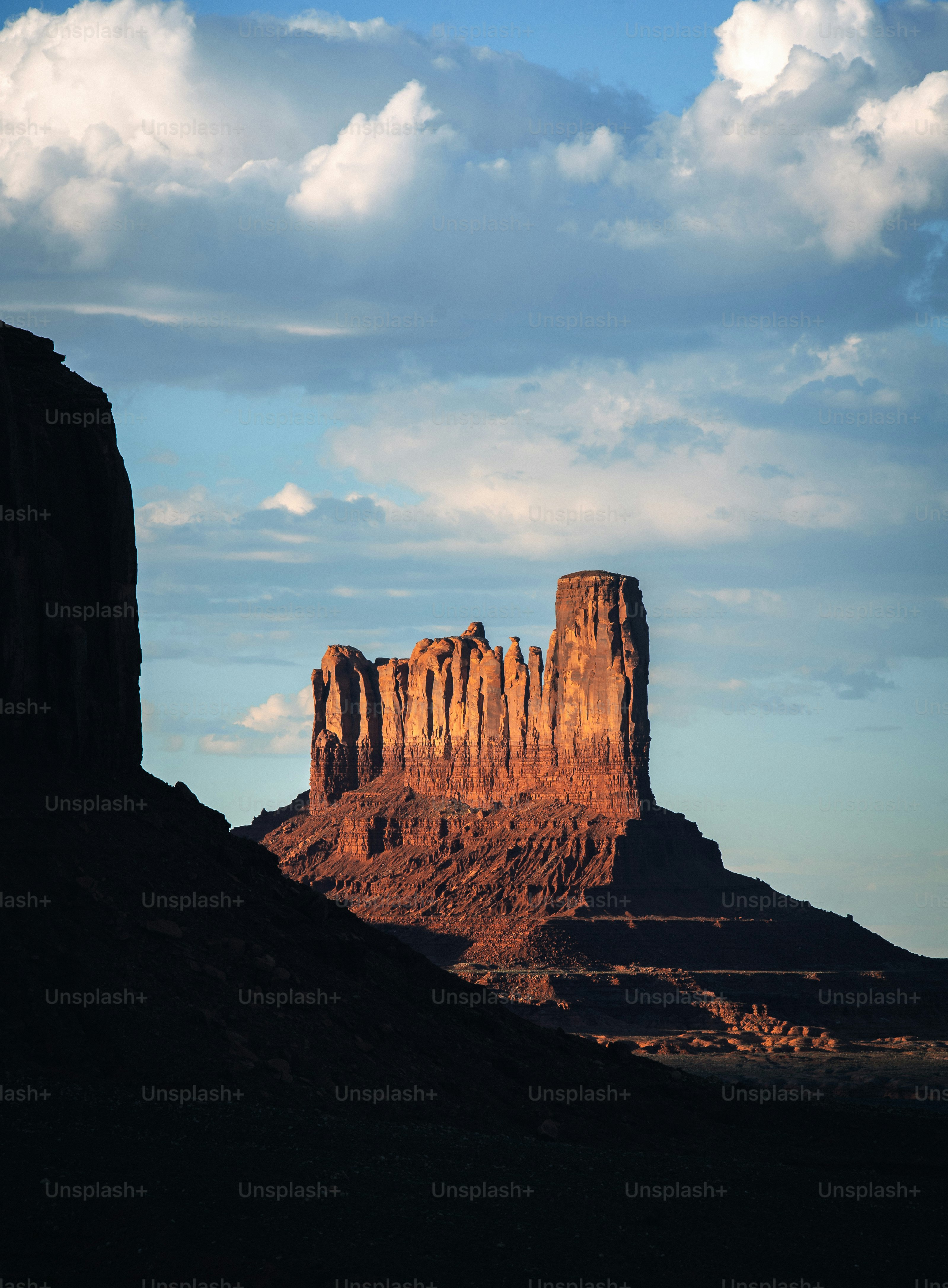 Une grande formation rocheuse au milieu d’un désert photo – Utah Photo ...