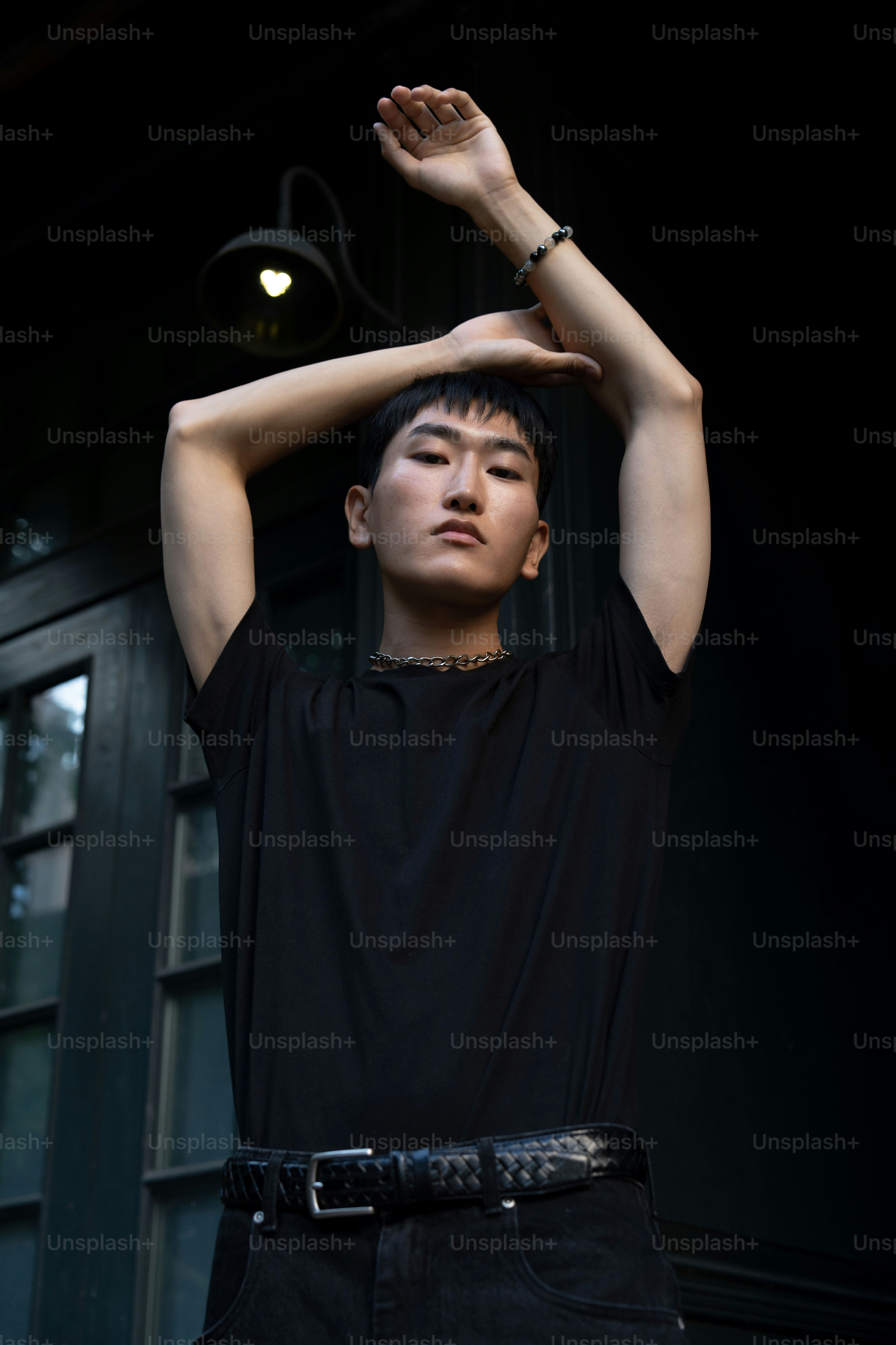 Un hombre con las manos en alto foto – Imagen de Moda de hombres en ...