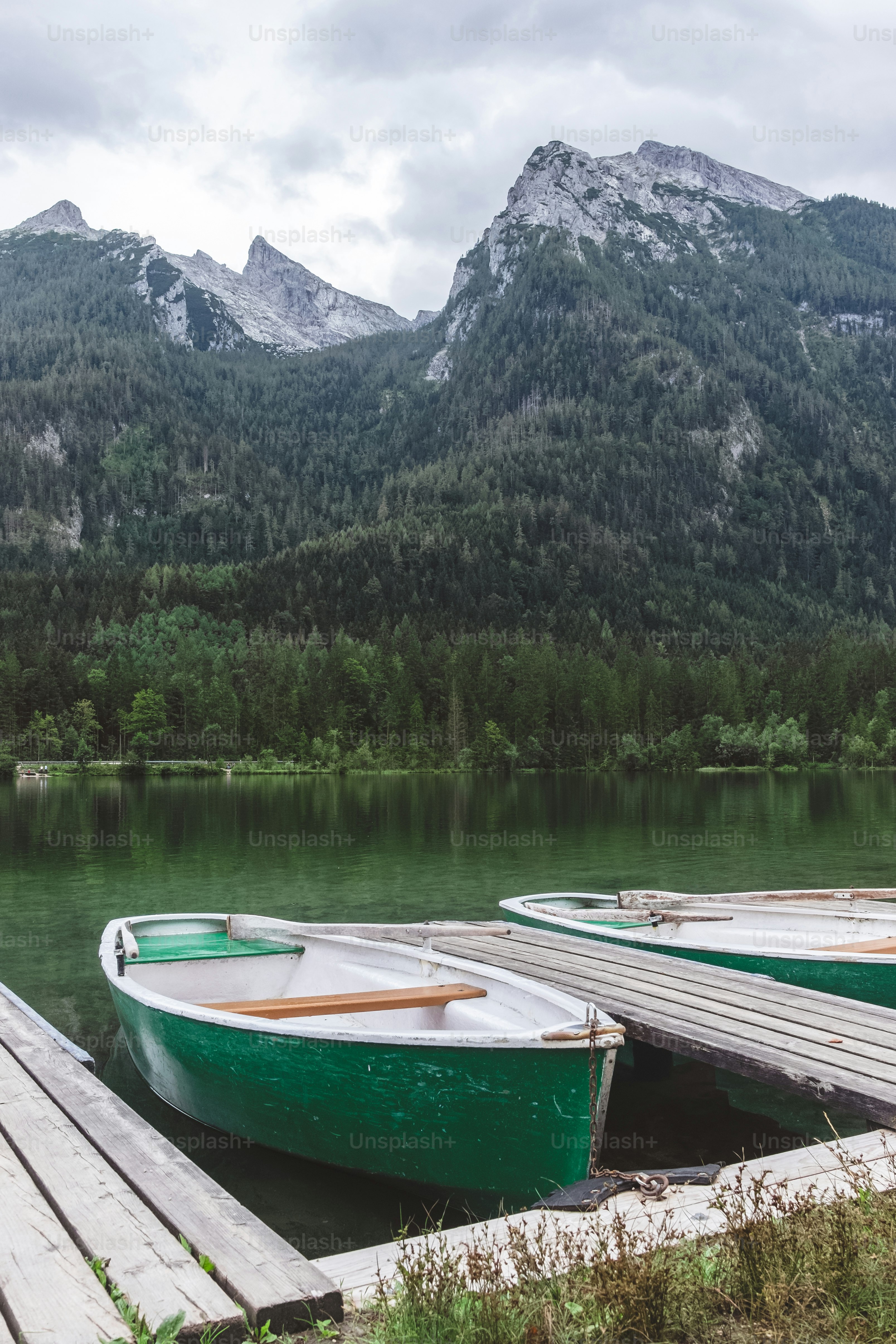 Un par de botes que están sentados en el agua foto – Imagen de ...
