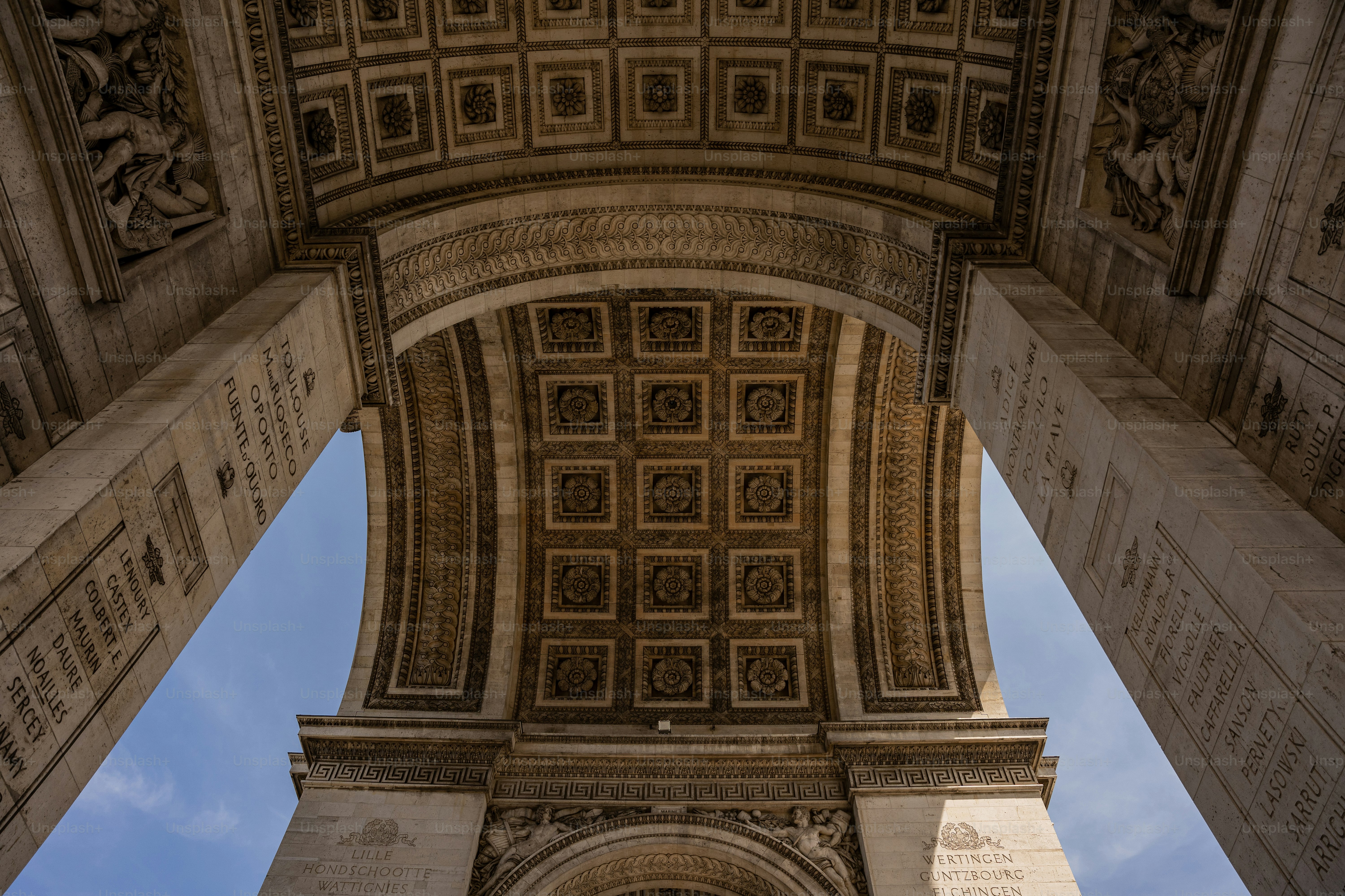 A very tall arch with a sky in the background photo – Paris Image on ...