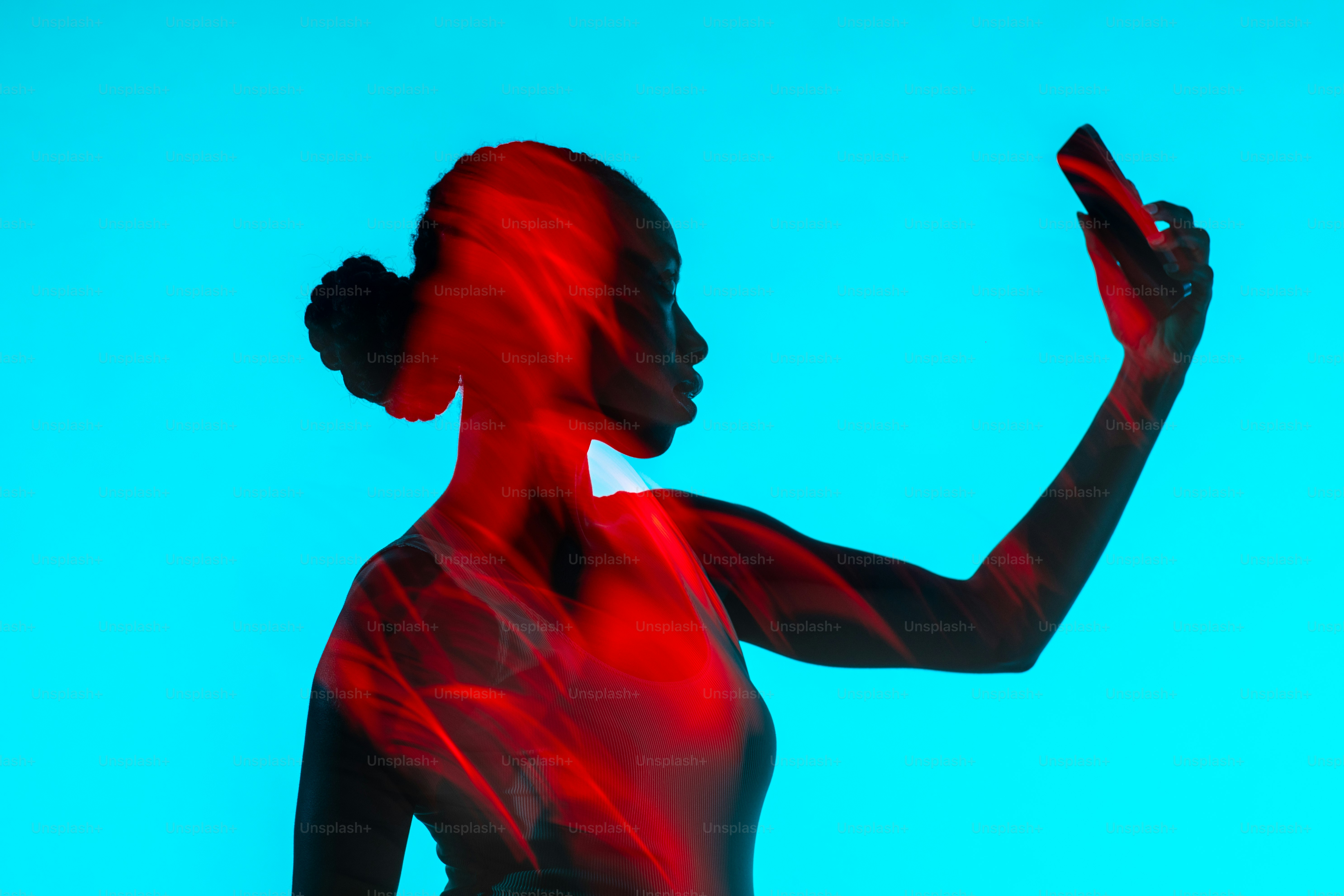 Foto Siluet seorang wanita memegang ponsel – Gambar Teknologi di Unsplash