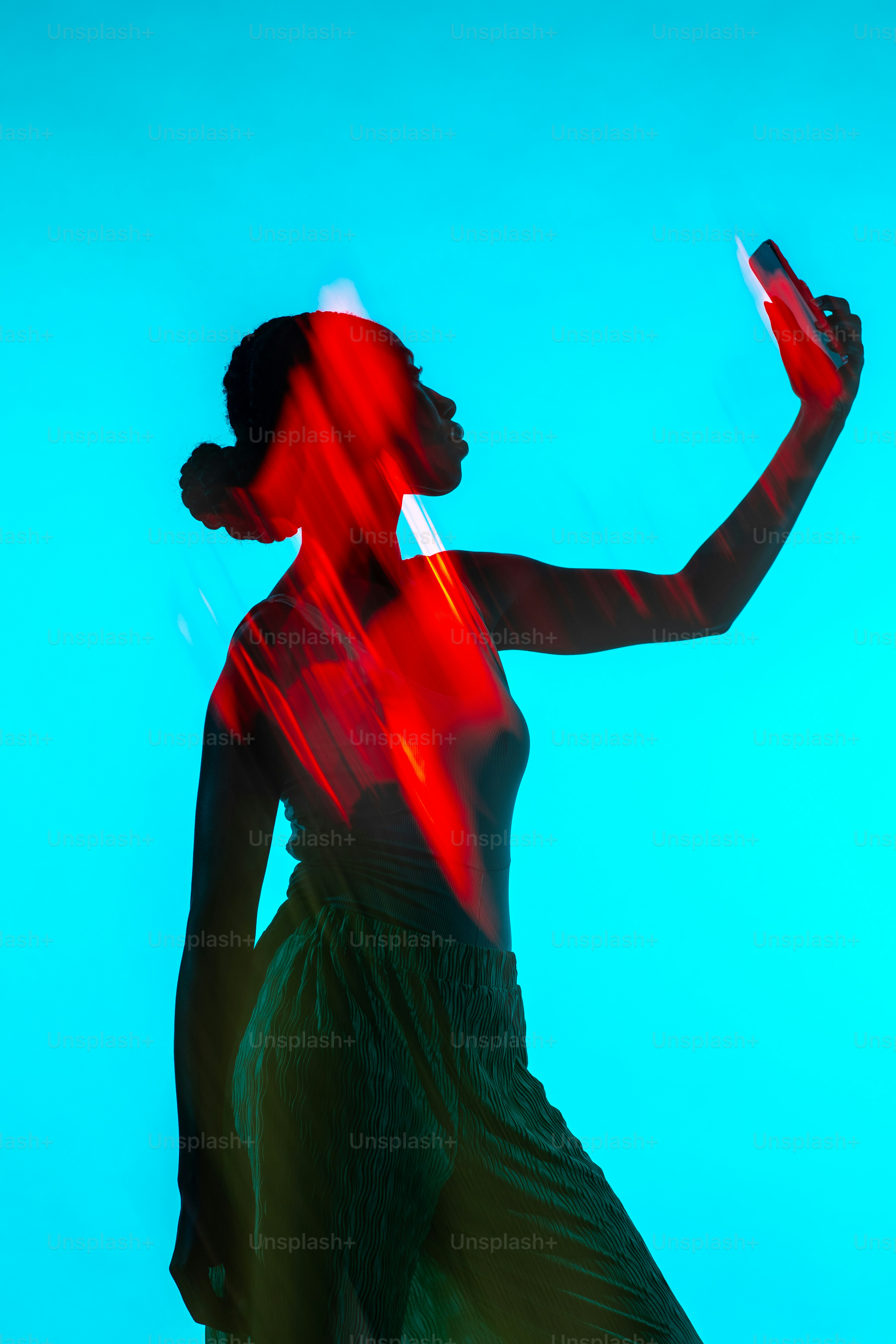 Foto Siluet seorang wanita memegang ponsel – Gambar Teknologi di Unsplash