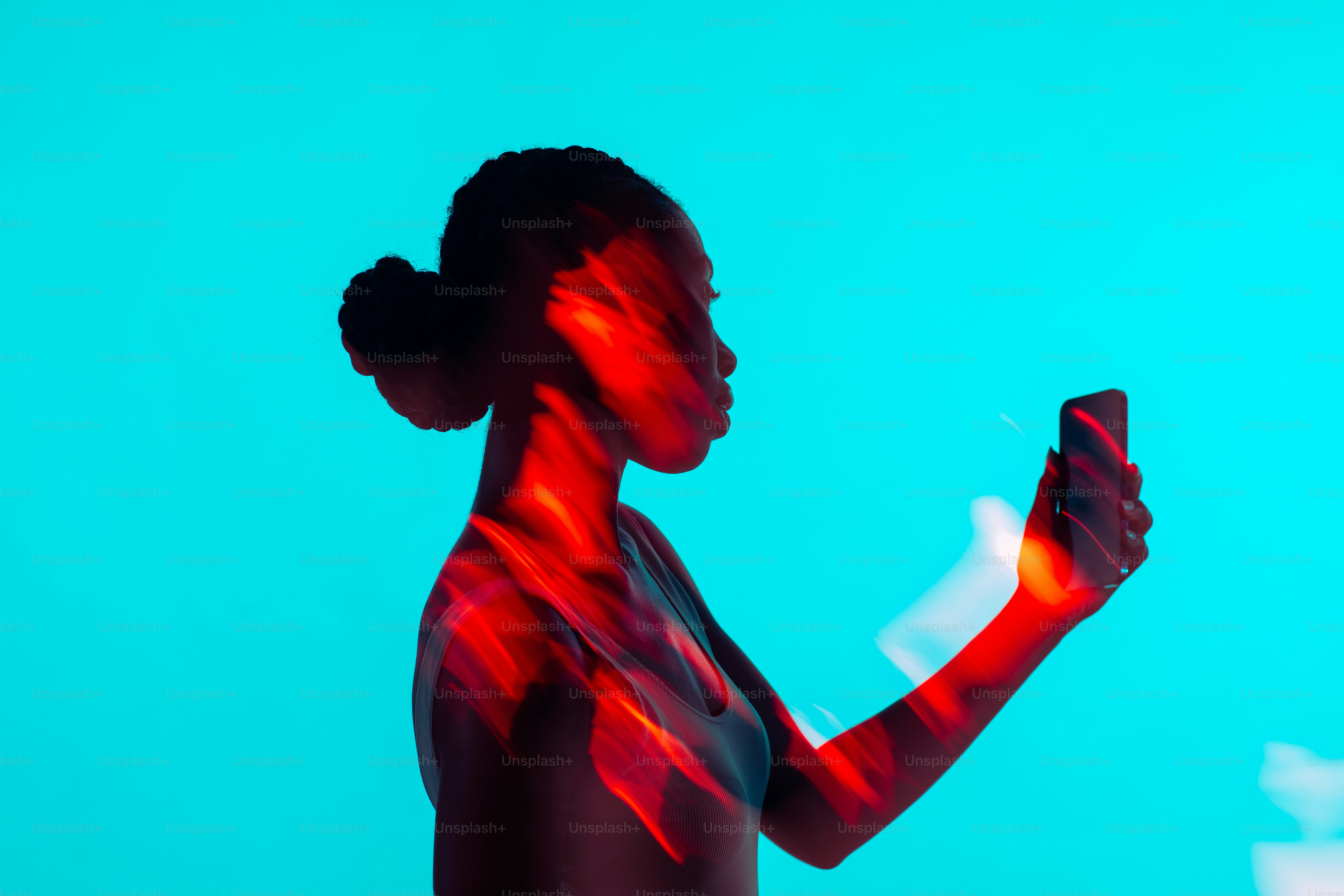 Foto Siluet seorang wanita memegang ponsel – Gambar Teknologi di Unsplash