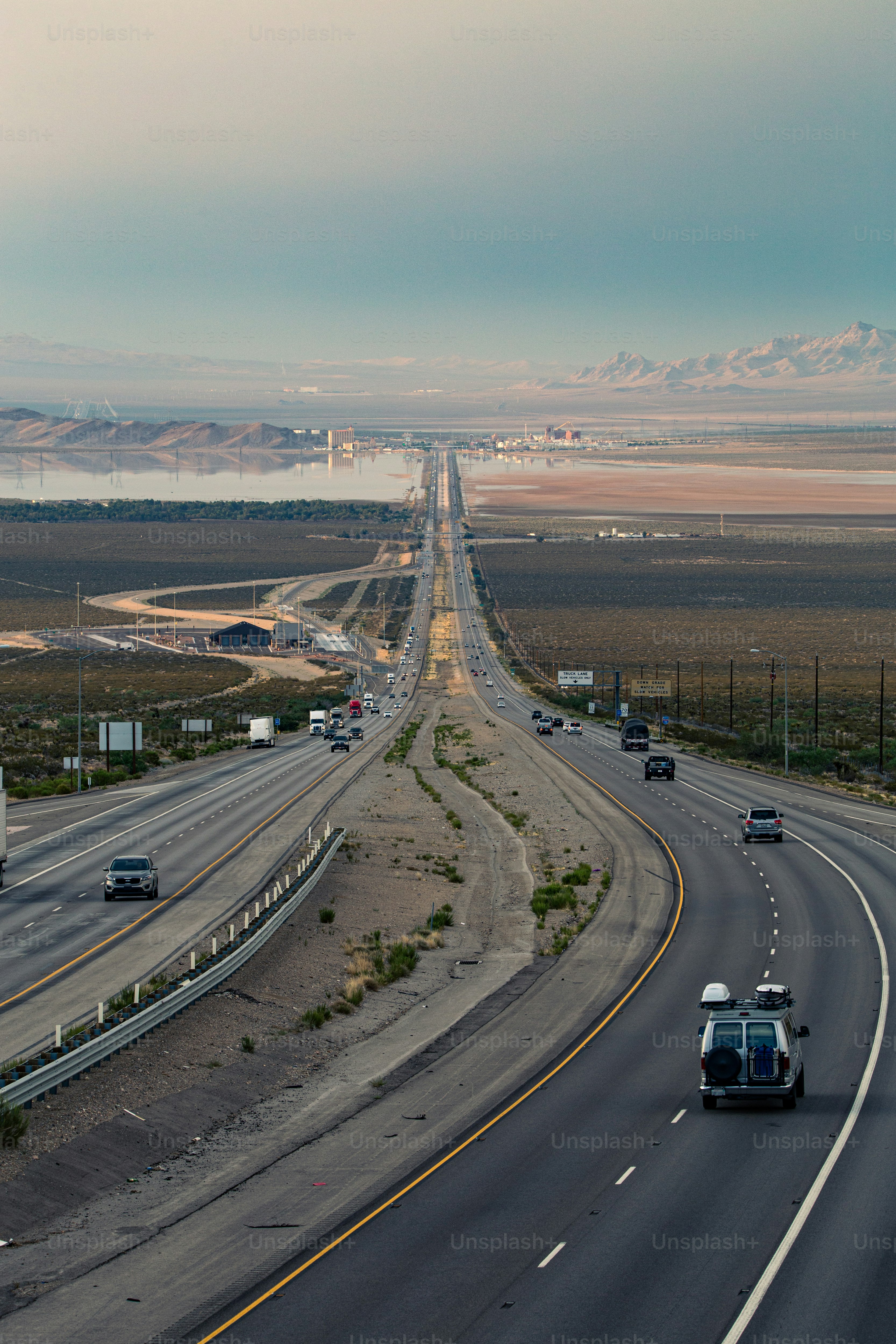 A highway with a few cars driving down it photo – Highway Image on Unsplash
