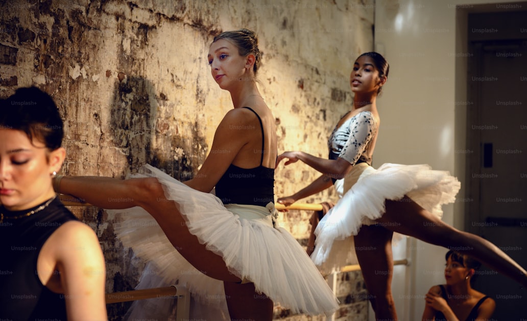 Un Groupe De Femmes Debout Les Unes à Côté Des Autres Photo Ballet