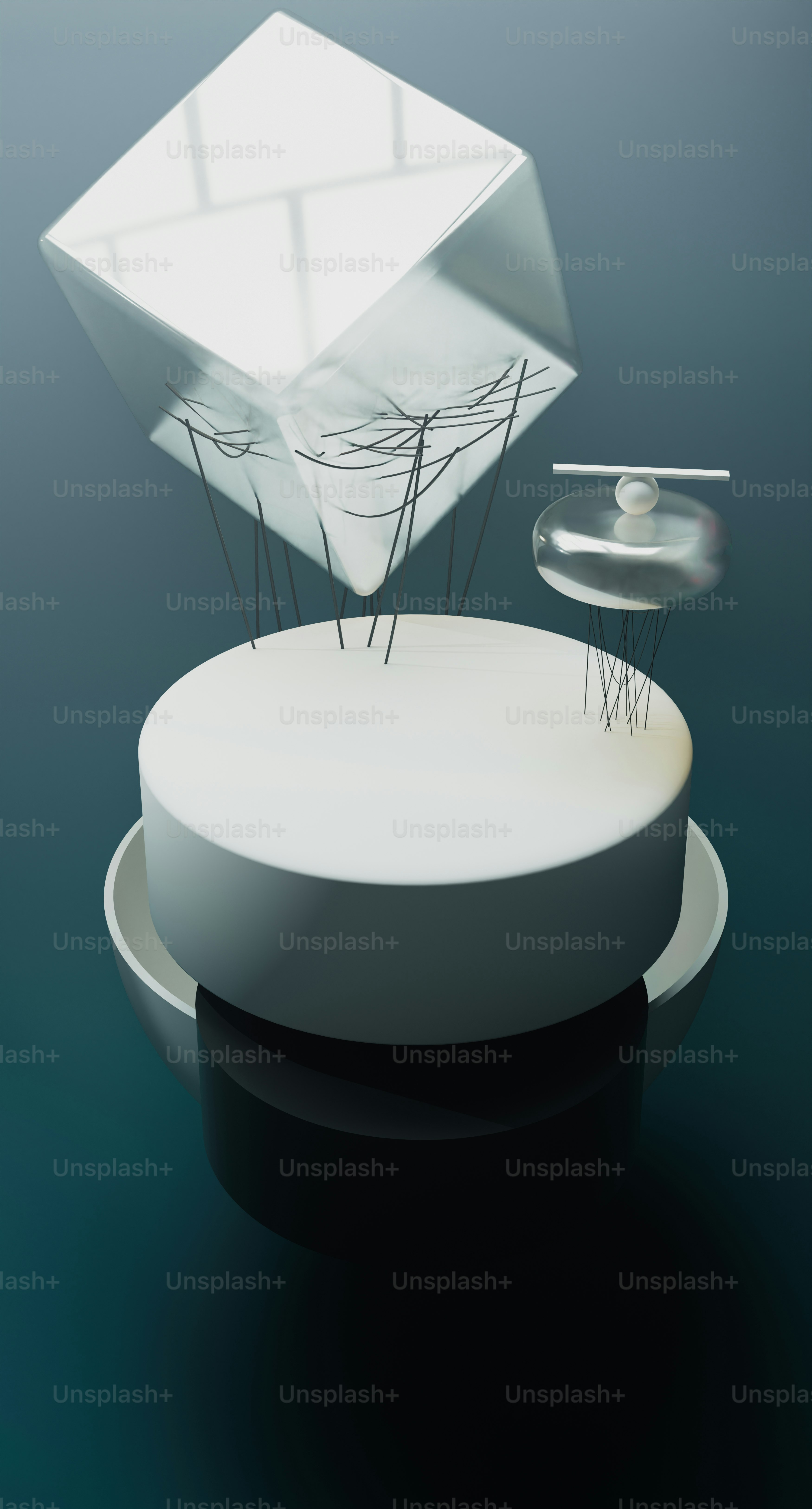 Un objeto blanco en un plato sobre una mesa foto – Imagen de Formas ...
