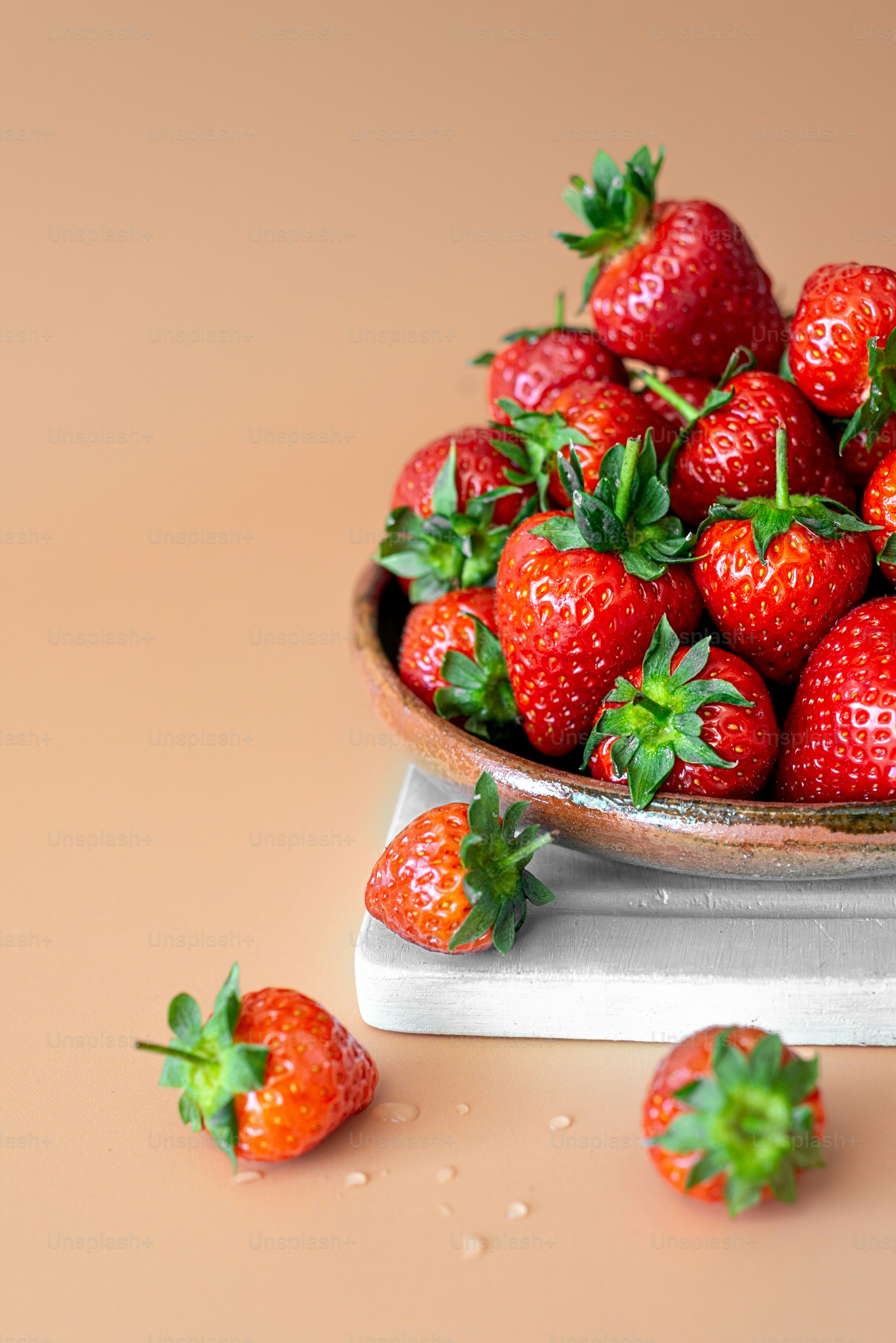 A bowl of strawberries on top of a scale photo – Fresh Image on Unsplash
