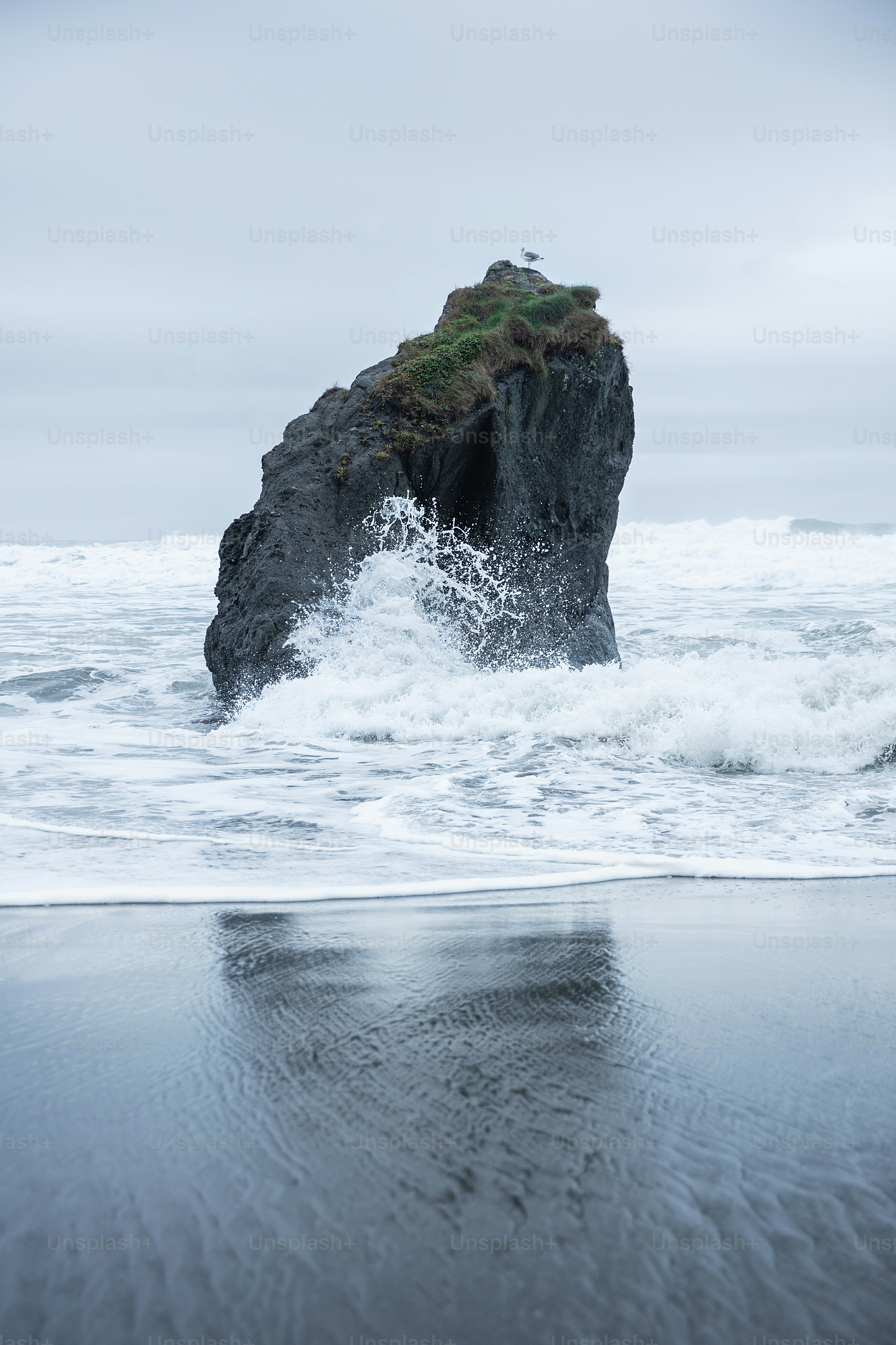 Un gros rocher sortant de l’océan photo – Rock Photo sur Unsplash