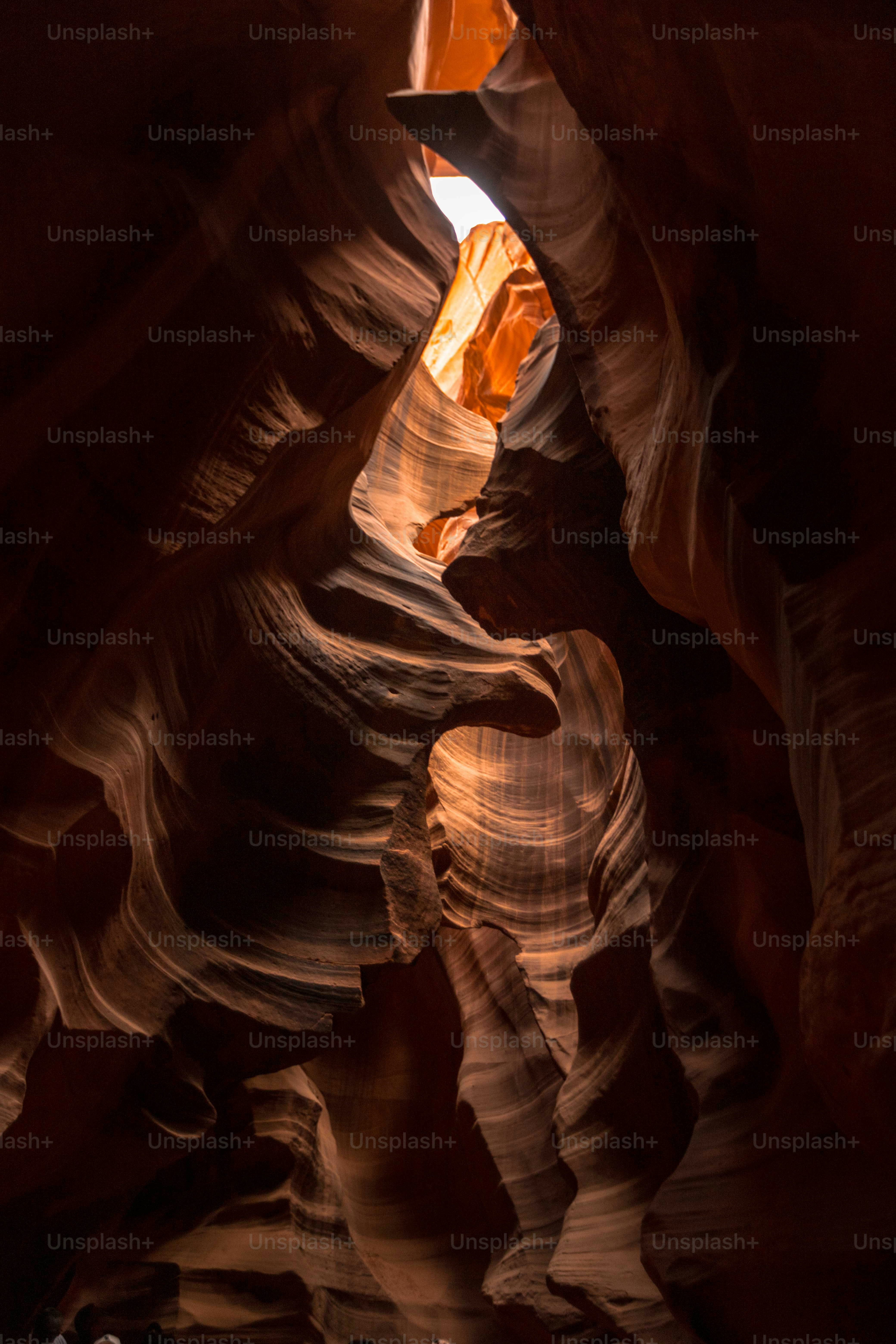 Una ranura estrecha en el lado de un cañón foto – Imagen de Cañón en ...