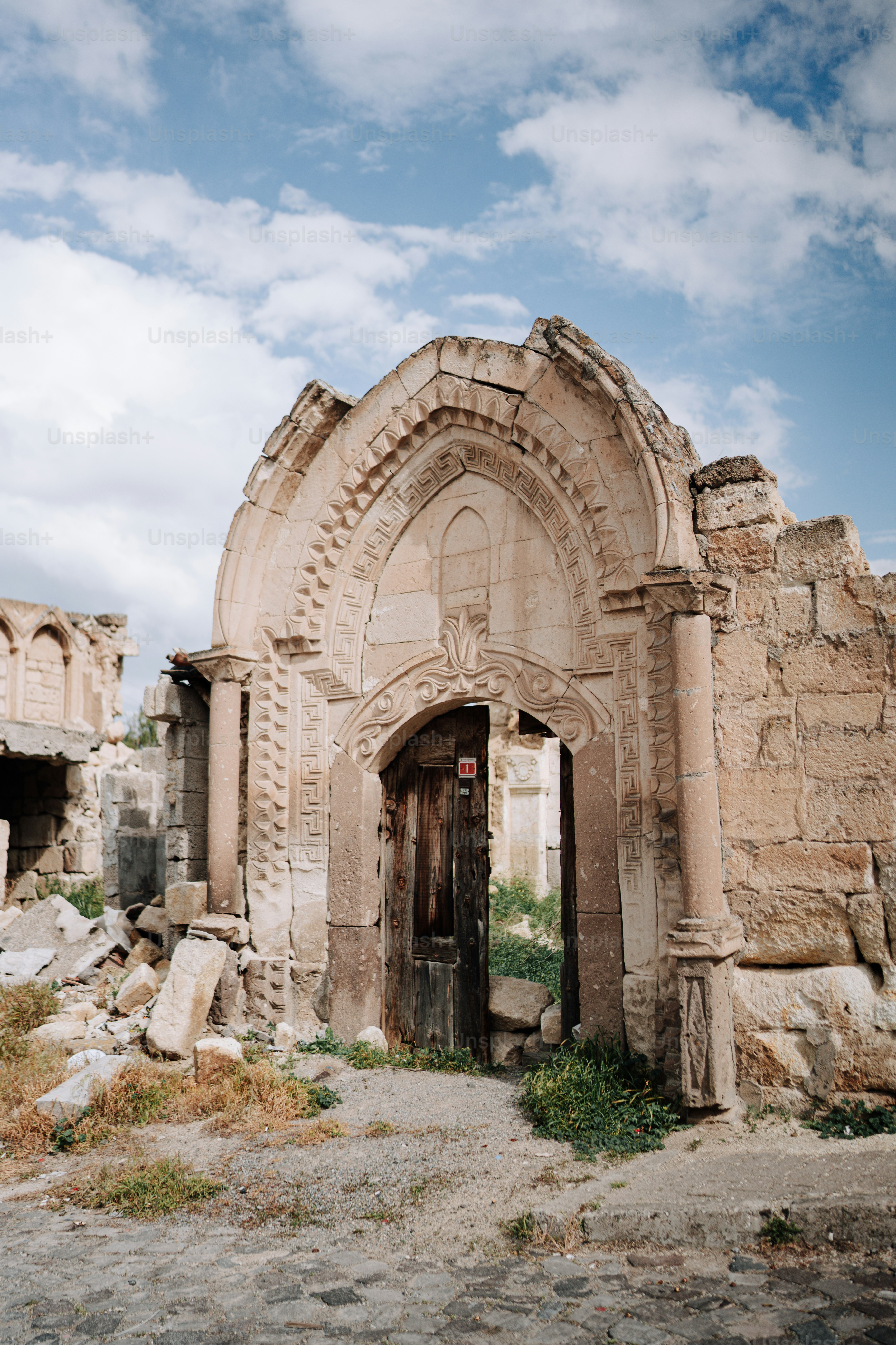A very old building with a very big door photo – Turkey Image on Unsplash