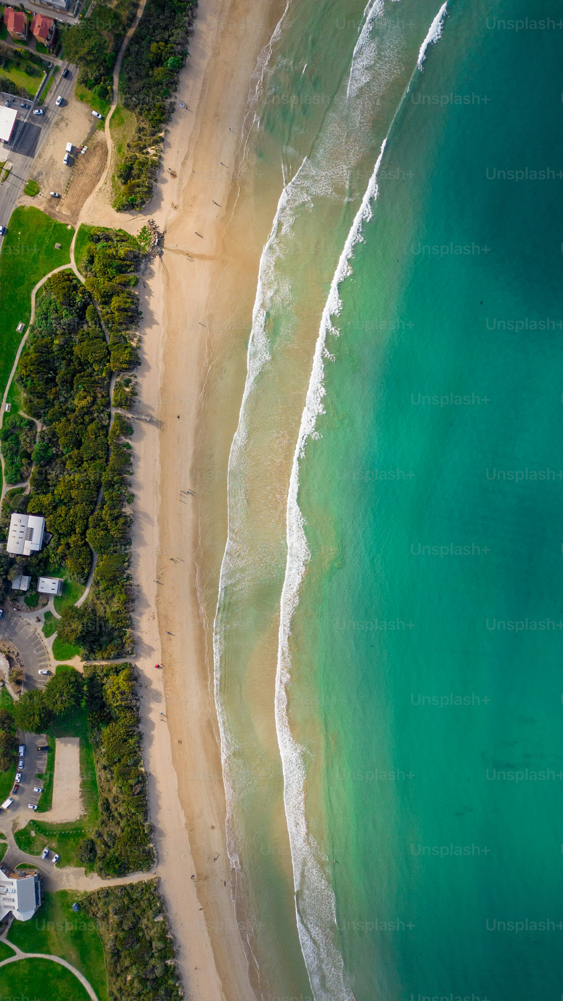 A bird's eye view of a beach and ocean photo – Coastline Image on Unsplash