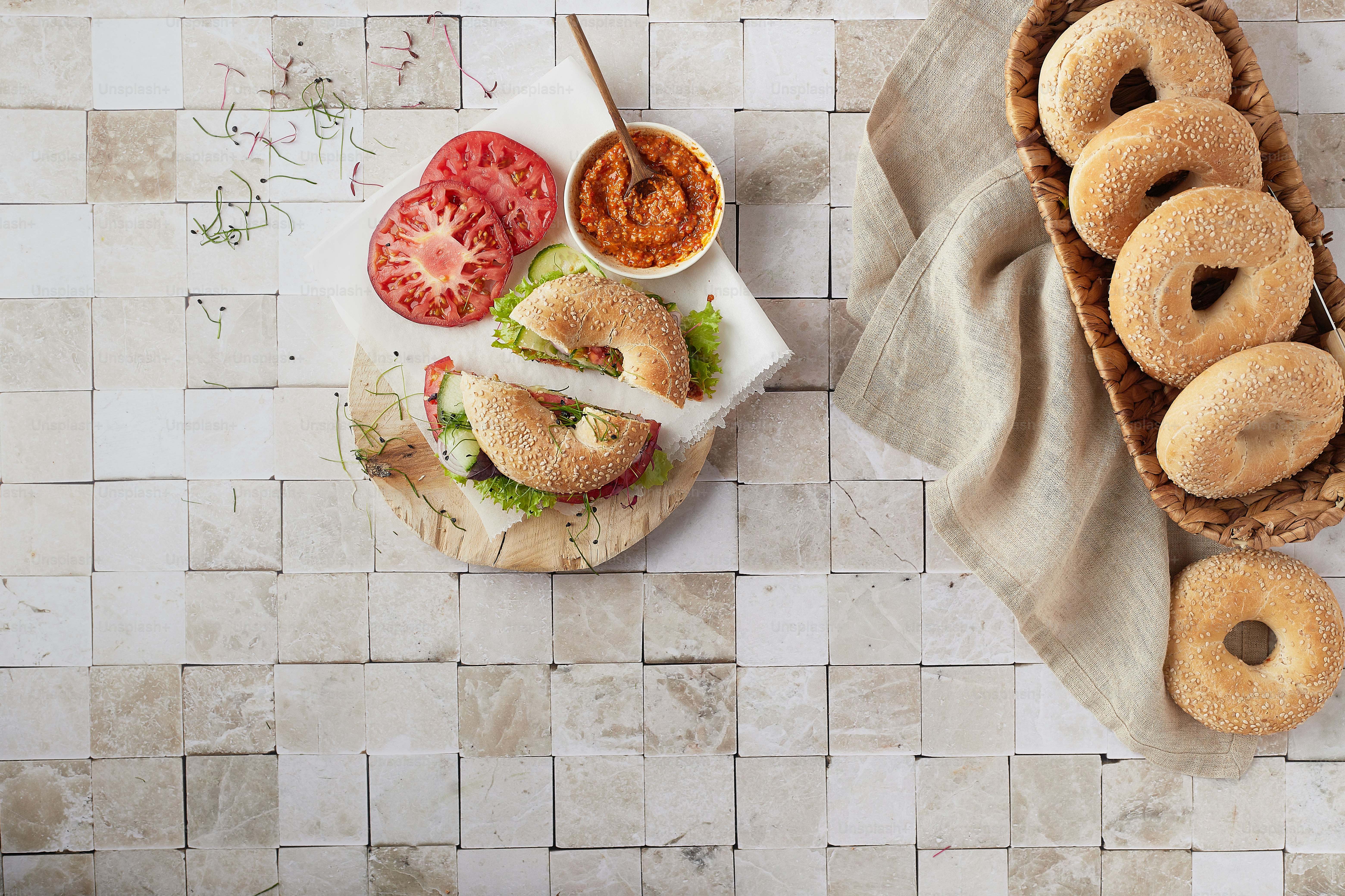 Une table garnie d’un sandwich et de beignets photo – Brunch Photo sur ...