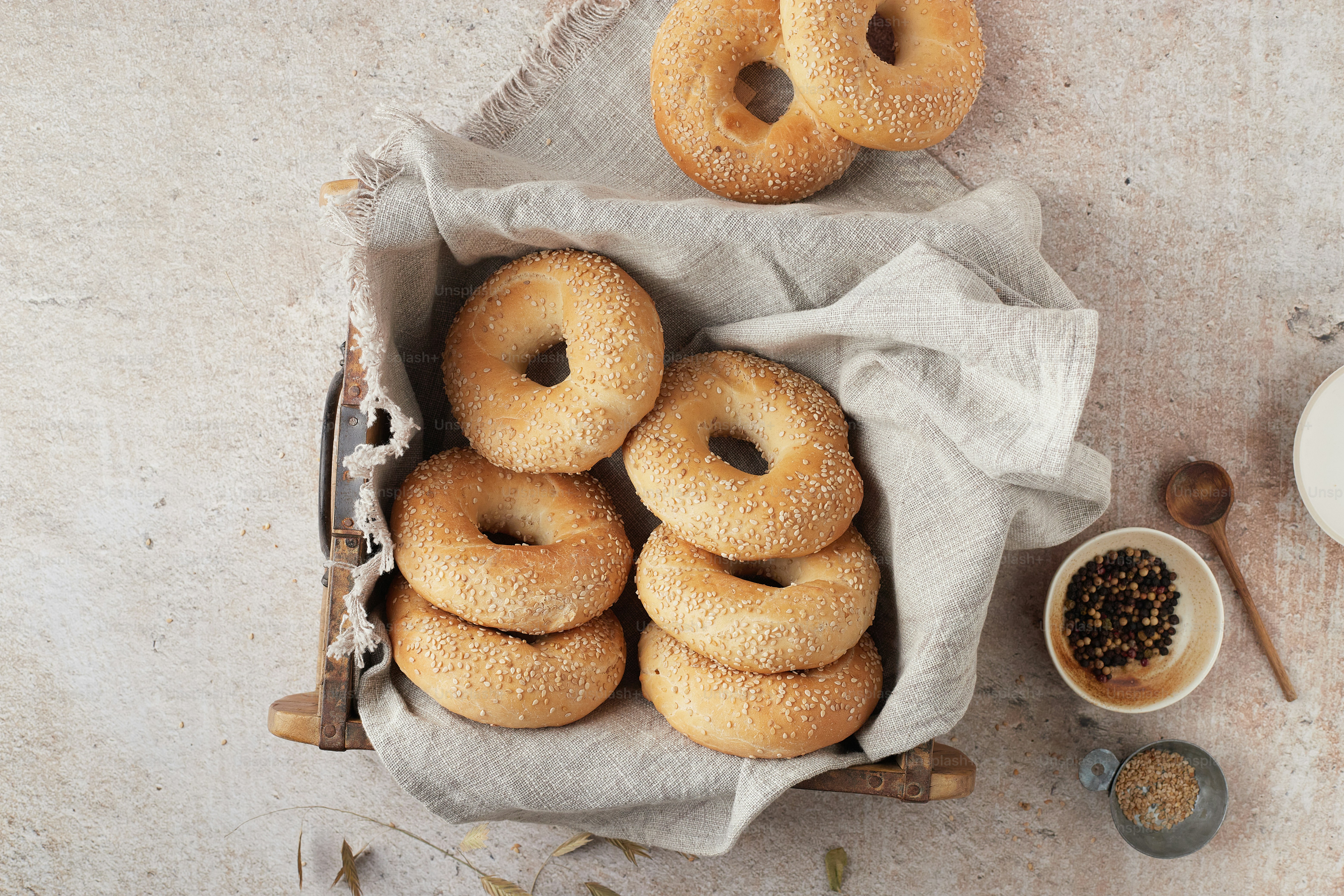 A bunch of bagels that are on a table photo – Bagel sandwich Image on ...