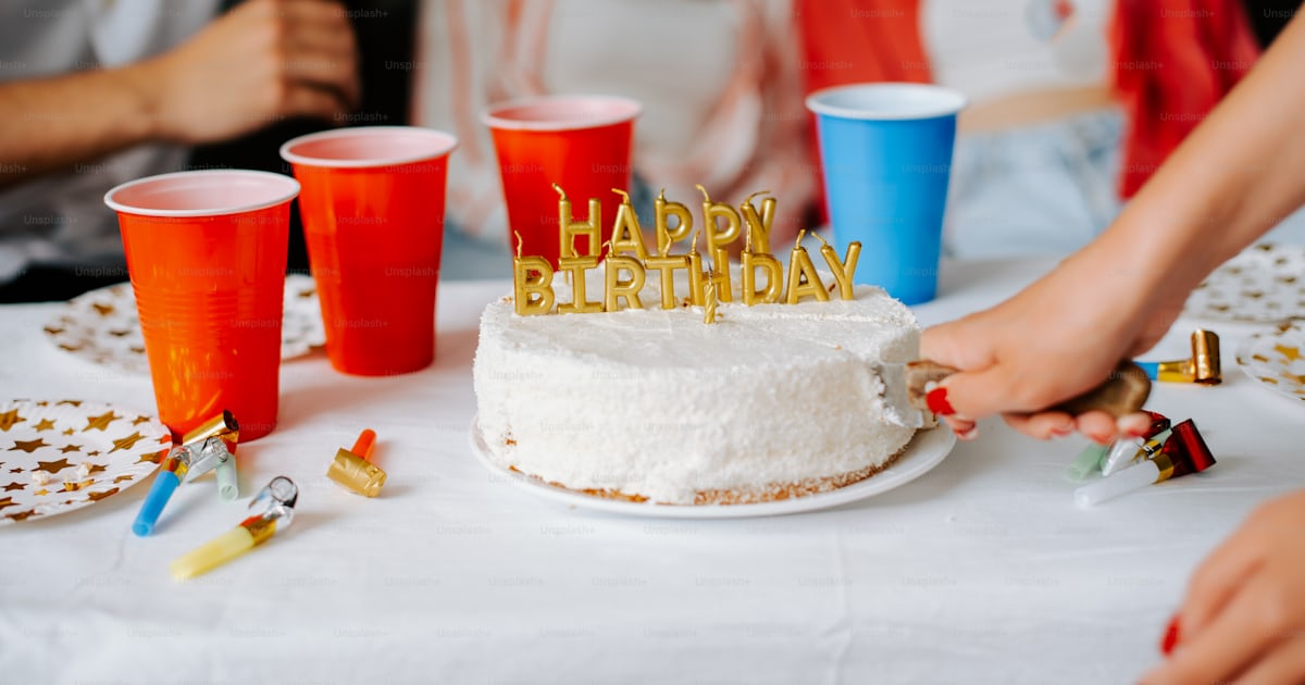 칼로 케이크를 자르는 사람 사진 Unsplash의 생일 파티 이미지