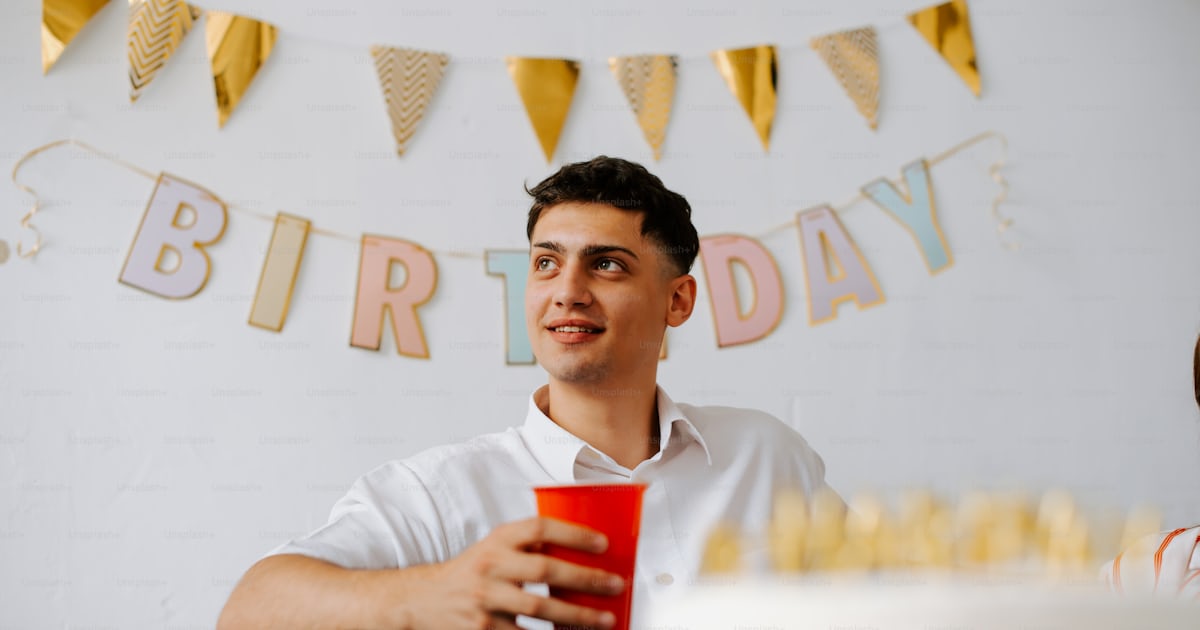 생일 케이크 앞에서 빨간 컵을 들고 있는 남자 사진 Unsplash의 생일 파티 이미지