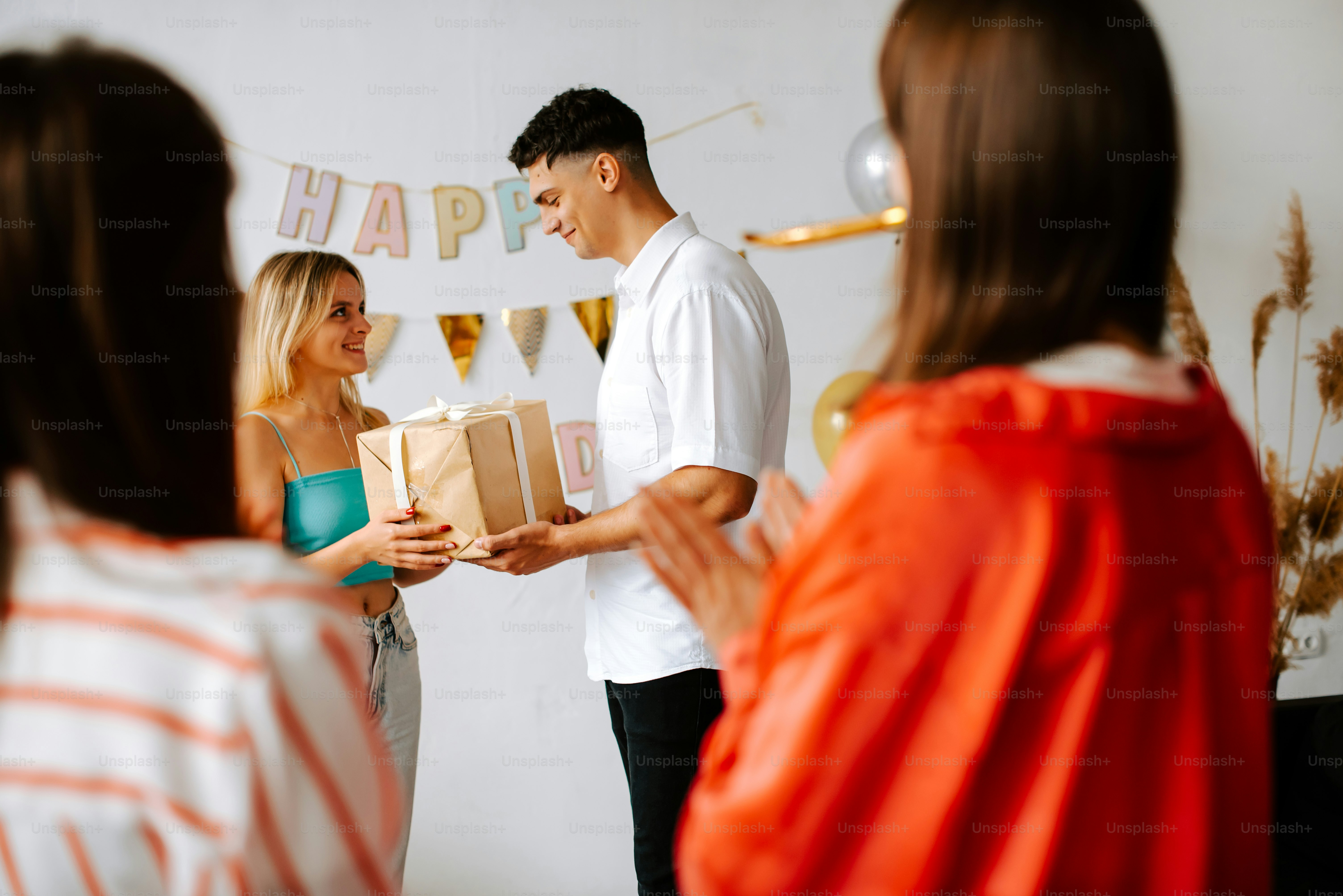 A man giving a gift to a woman photo – Birthday party Image on Unsplash