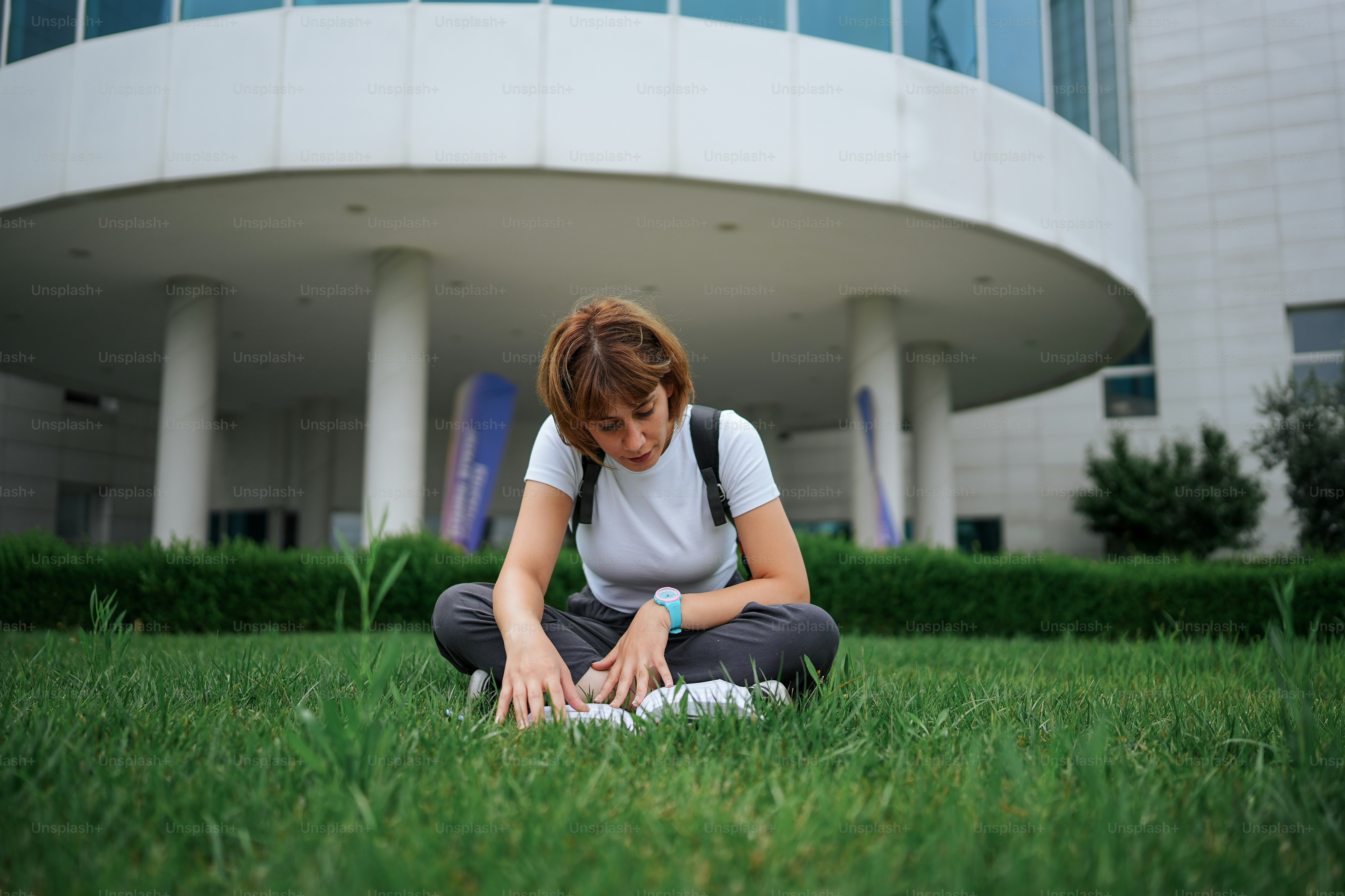 30,000+ Girl Sitting Down Pictures | Download Free Images on Unsplash