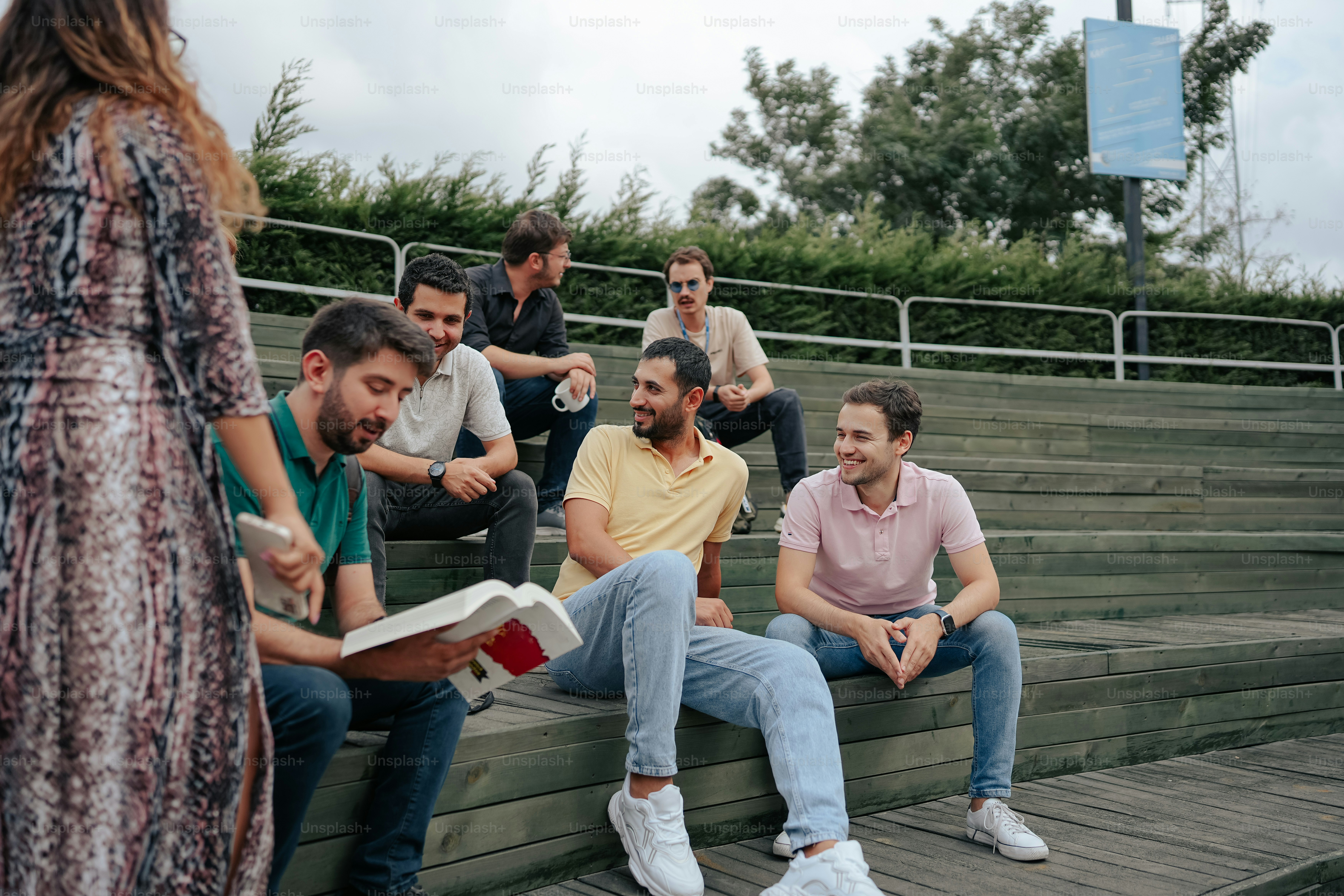 Un grupo de personas sentadas en las gradas foto – Imagen de ...