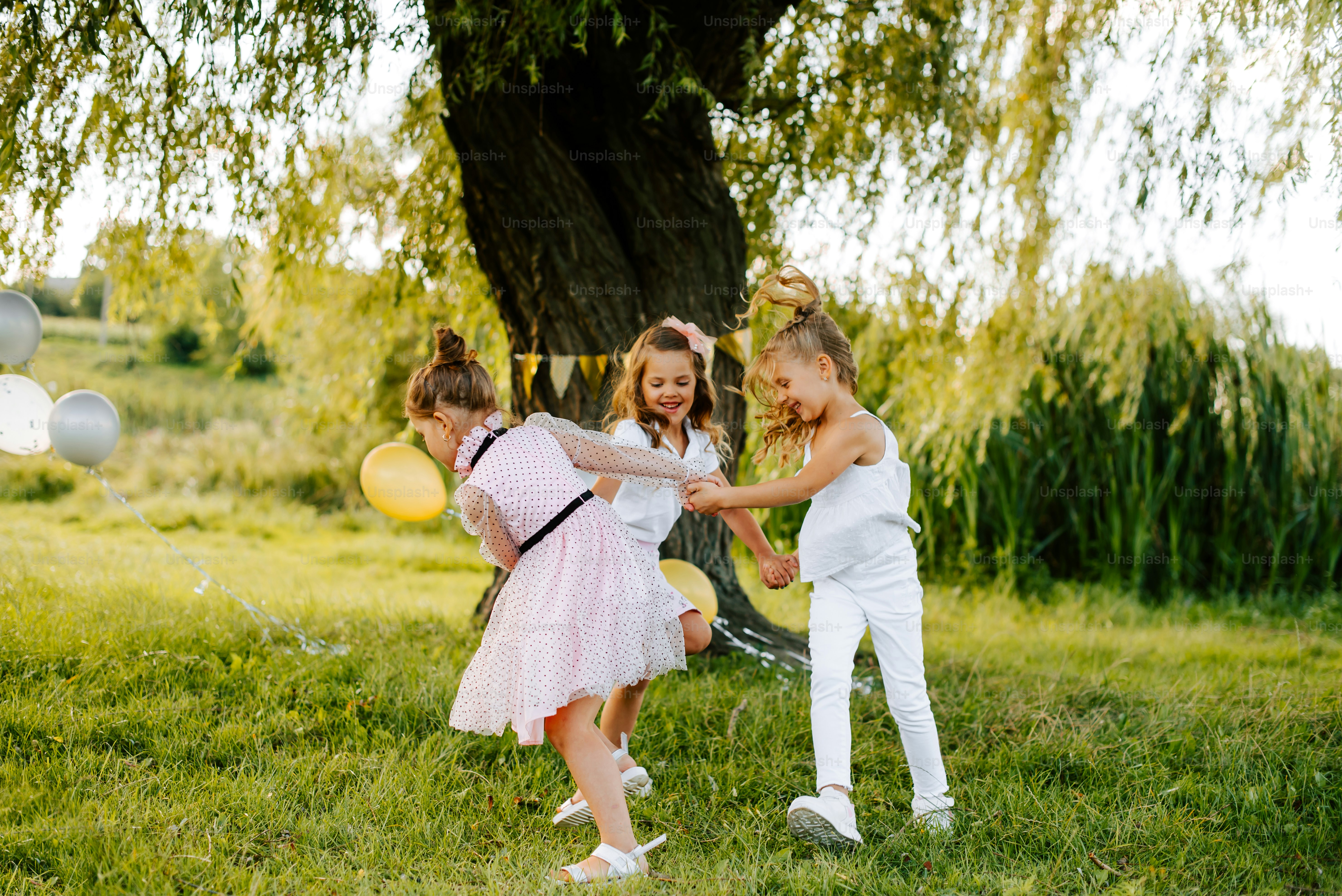 A group of young children playing with a frisbee photo – Party games ...