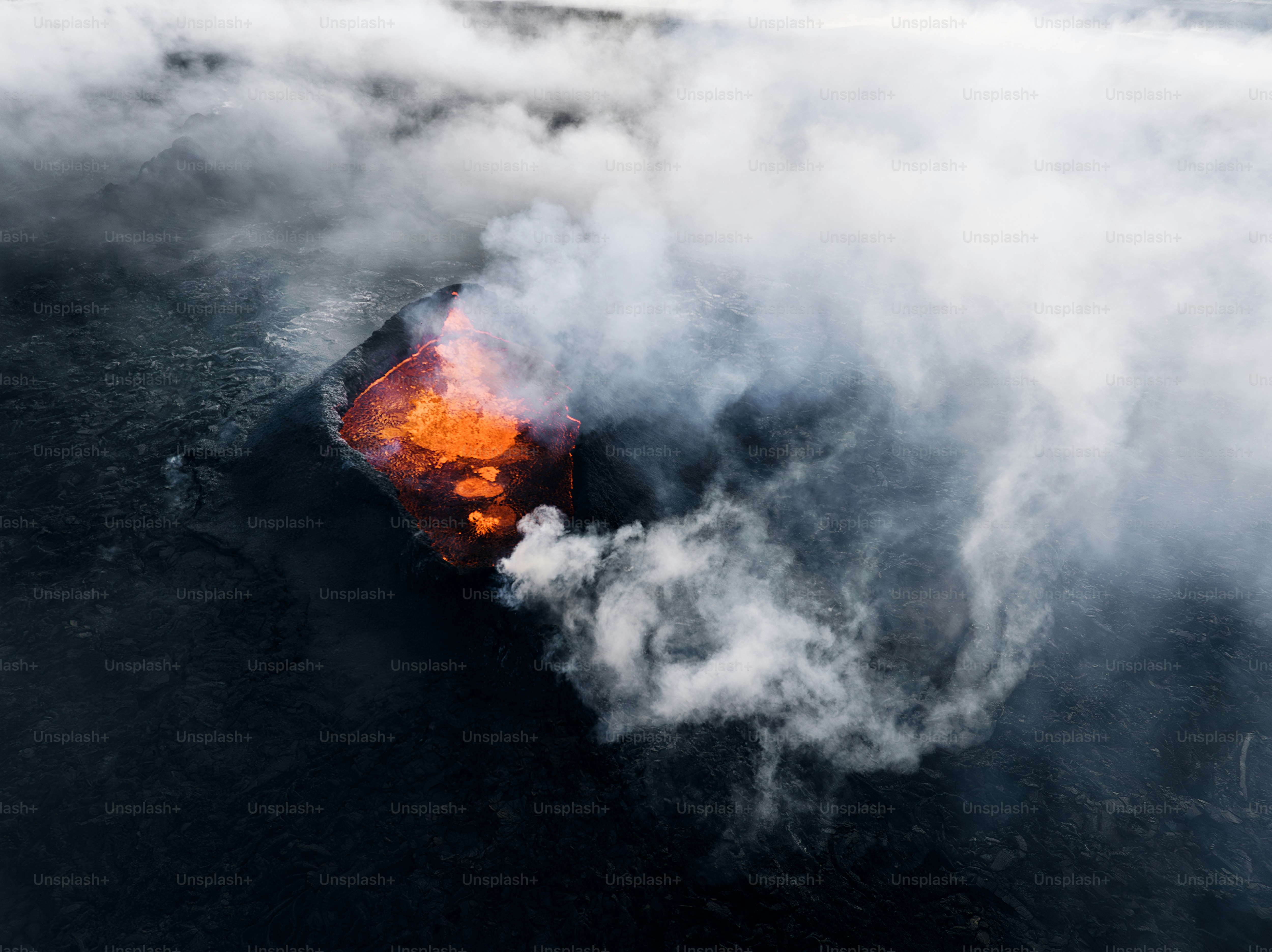 Foto Una vista aérea de una lava en el océano – Fagradalsfjall Imagen ...