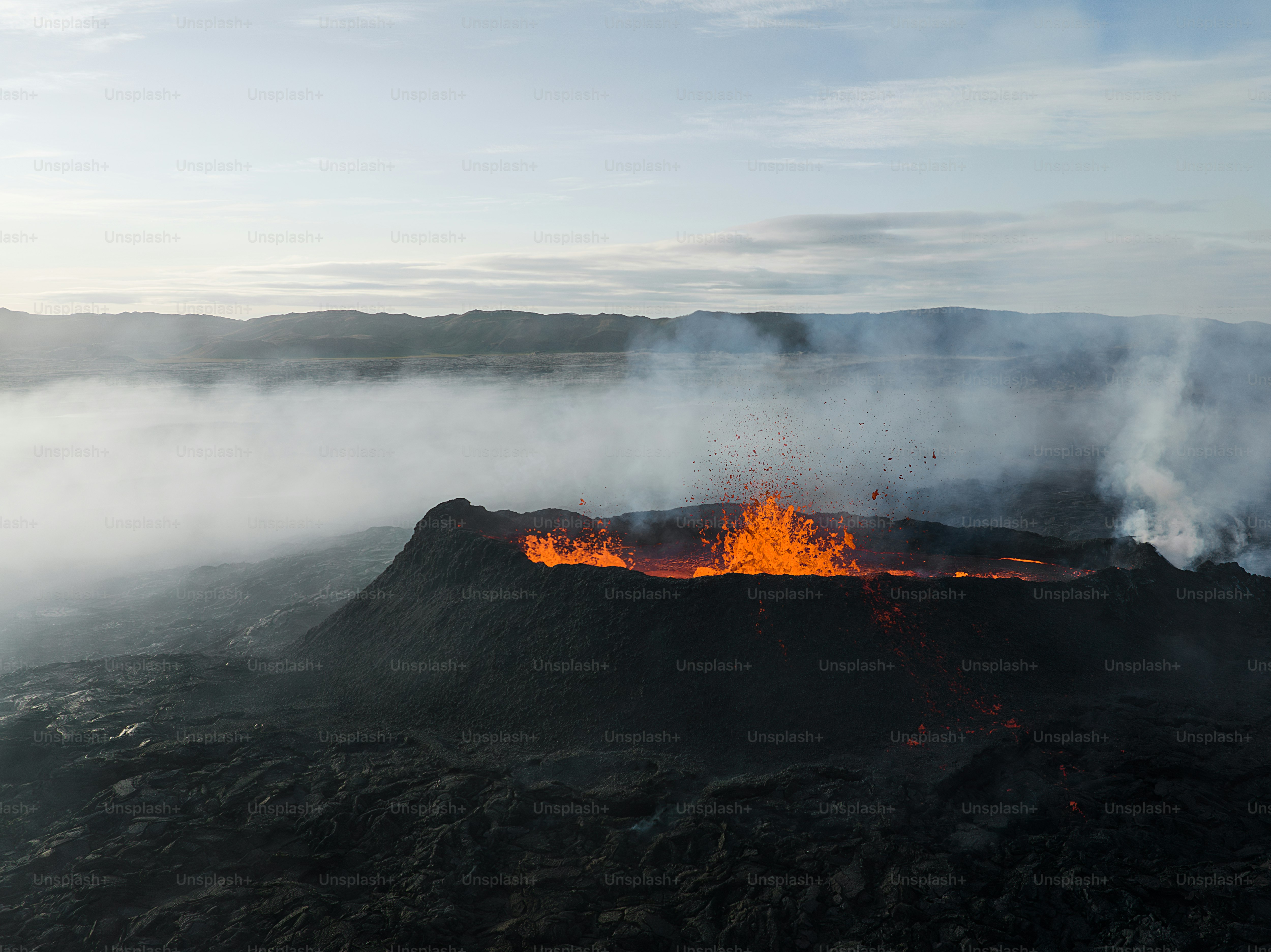 Foto Un volcán con lava y lava fluyendo fuera de él – Fagradalsfjall ...