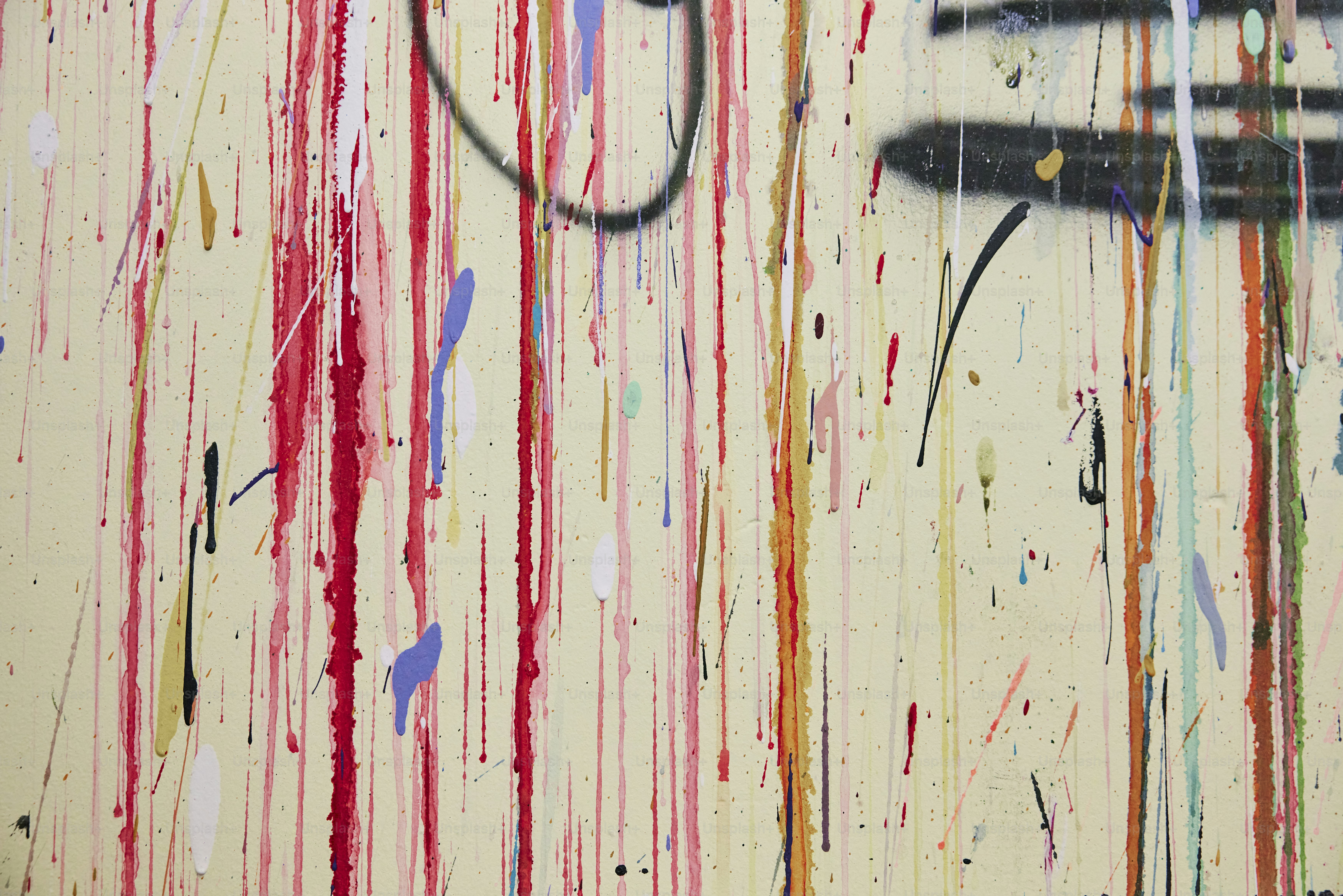 Une image d’un mur avec de la peinture éclaboussée dessus photo – Image ...