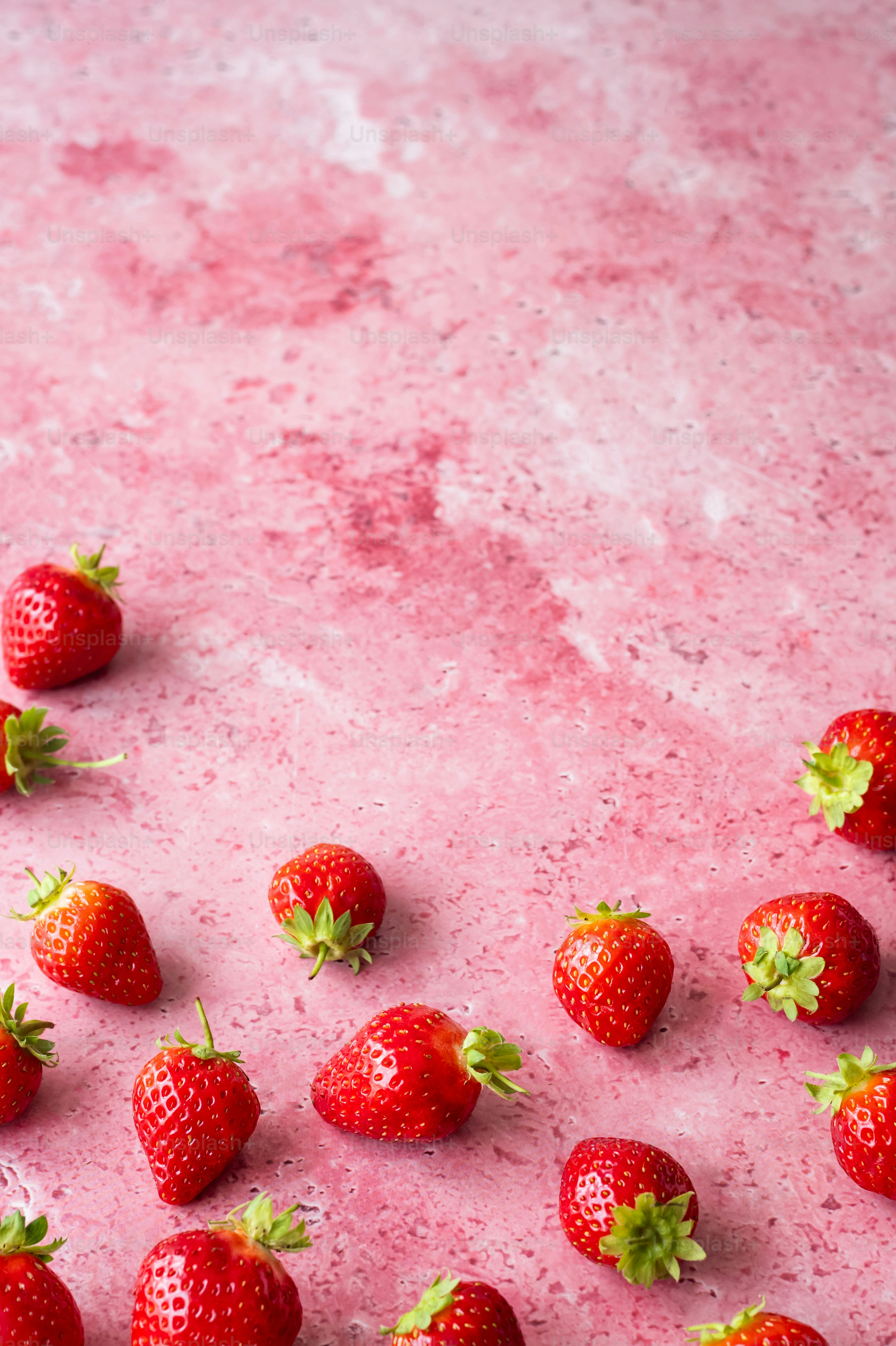 Un gruppo di fragole su una superficie rosa foto – Immagine di Estate ...