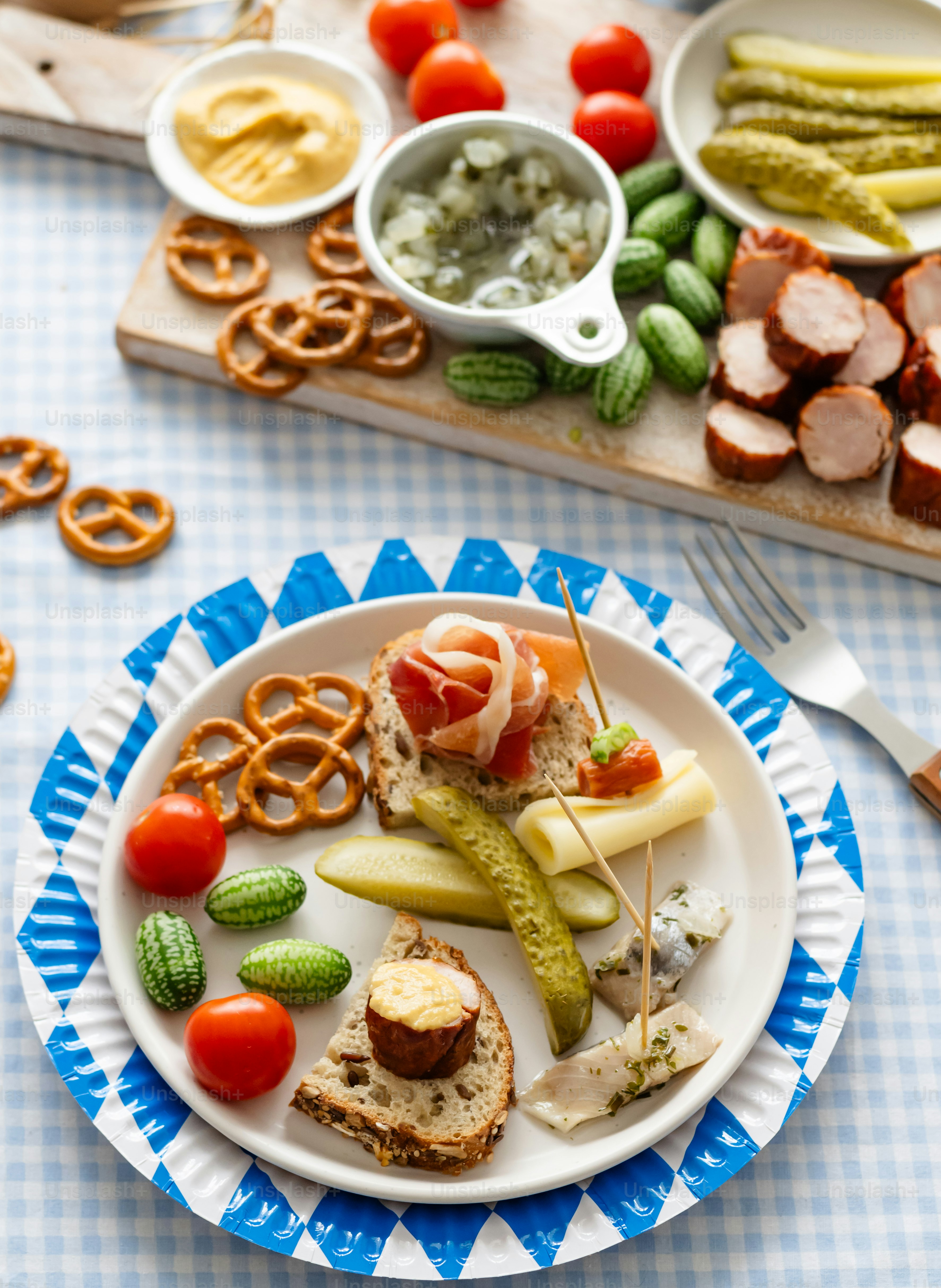 Foto zum Thema Ein Teller mit Essen auf einer blau-weißen Tischdecke ...