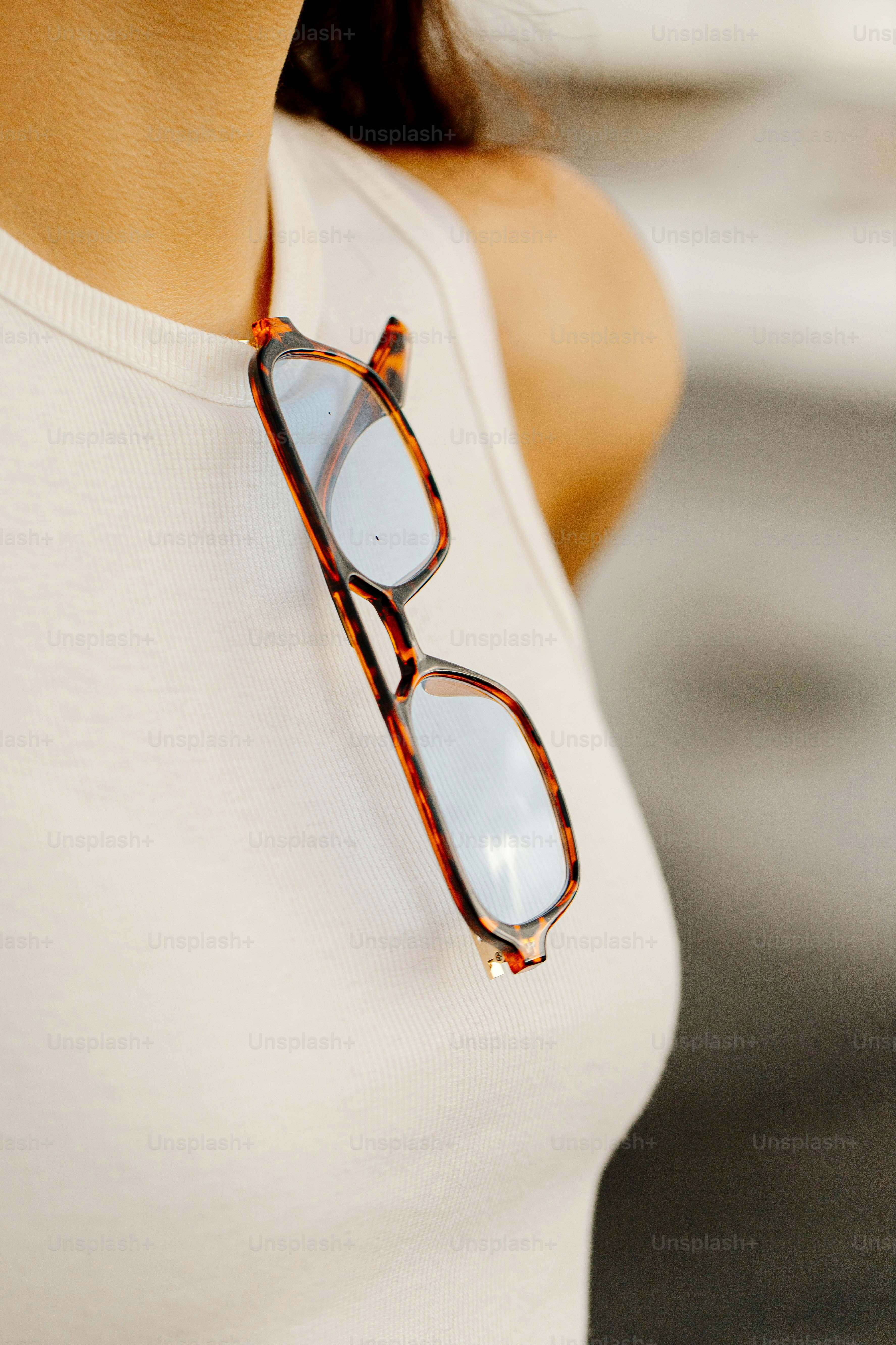 Un primer plano de una mujer con gafas de sol foto – Imagen de Mujer en ...