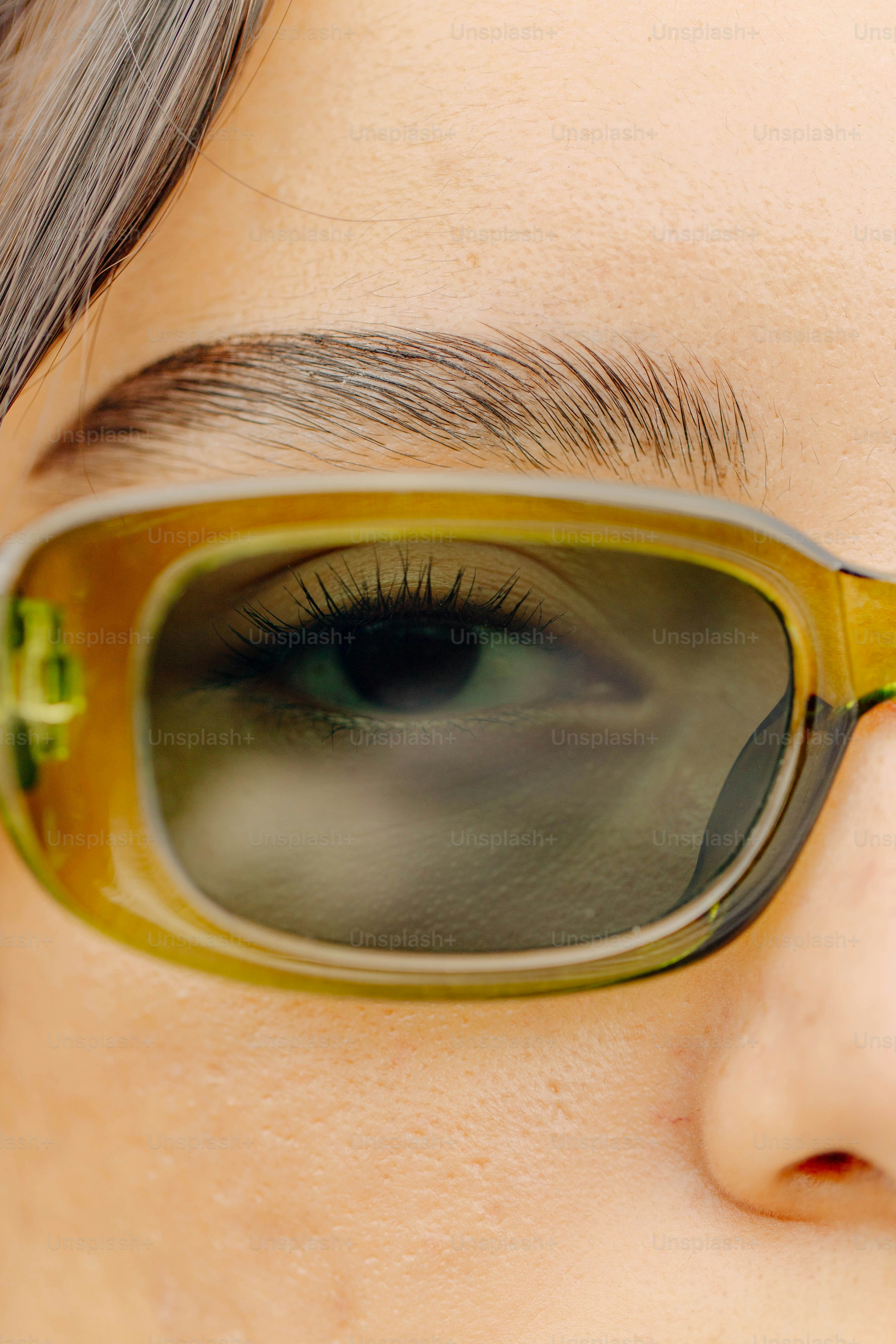 Un primer plano de una persona con gafas foto – Imagen de Mujer en Unsplash