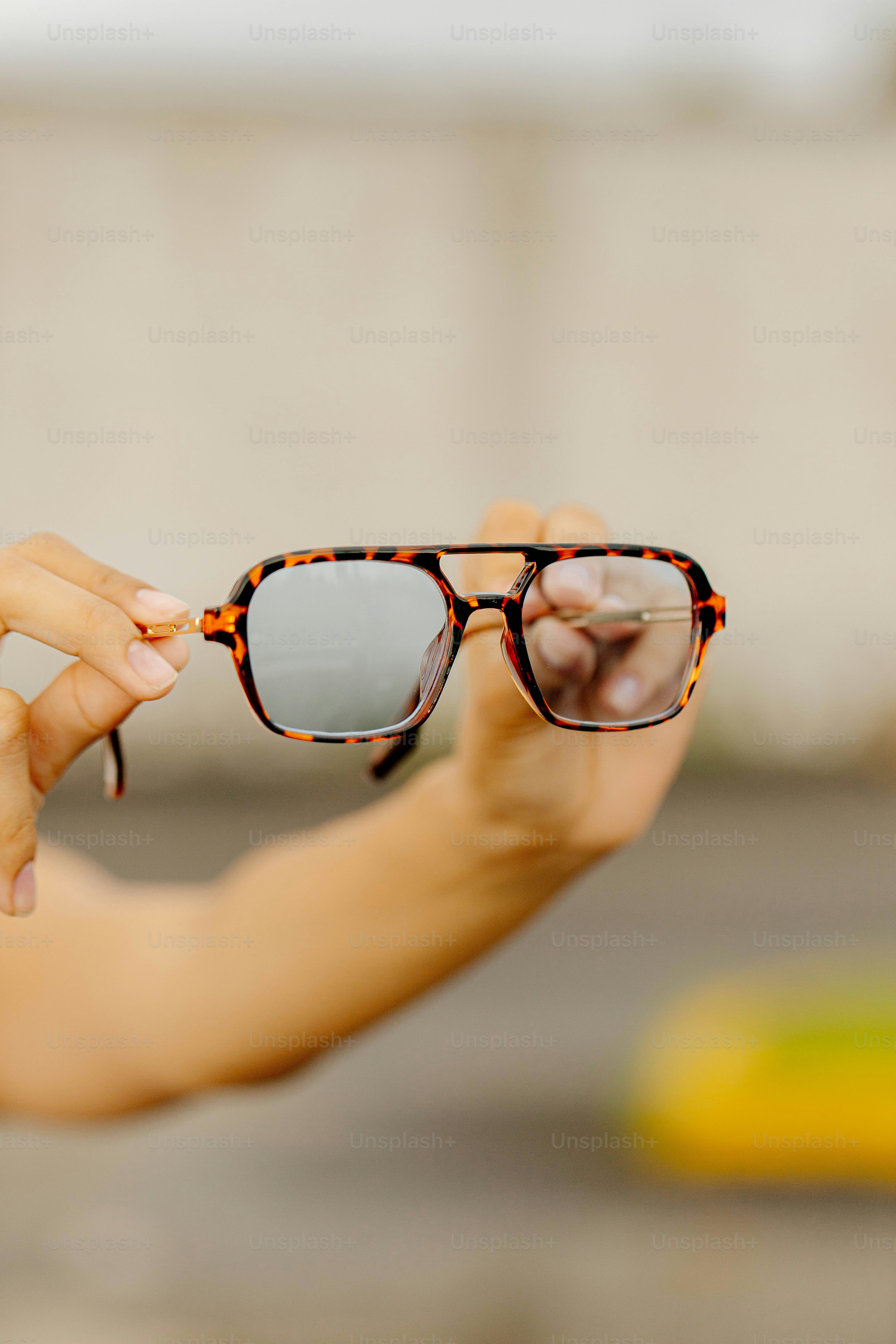 Foto Una mujer sosteniendo un par de gafas – Mujer Imagen en Unsplash