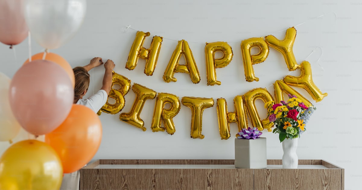 생일 축하 표지판 앞에서 풍선을 잔뜩 들고 있는 여자 사진 Unsplash의 여자 이미지
