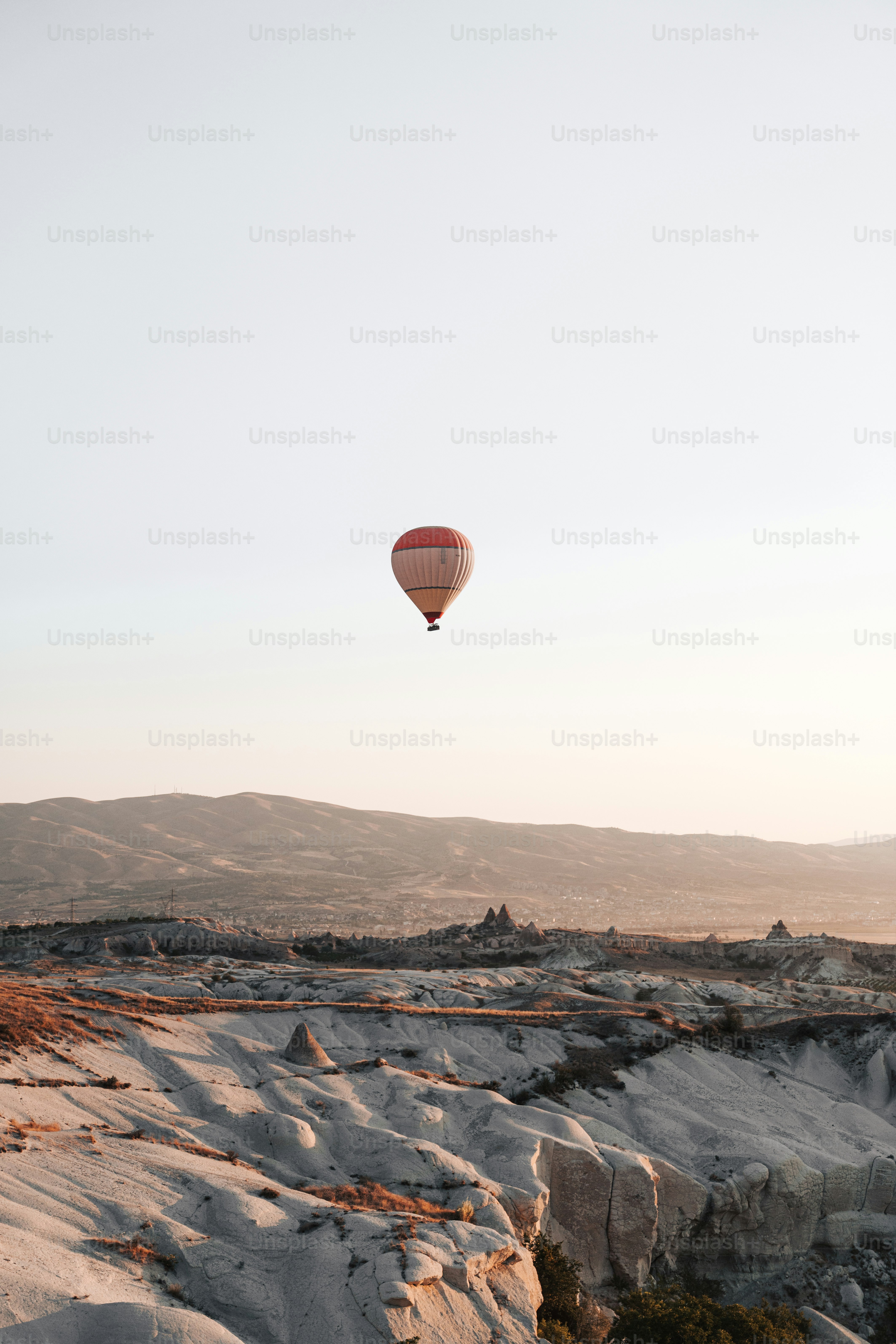 Une montgolfière survolant un paysage rocheux photo – Ballon Photo sur ...