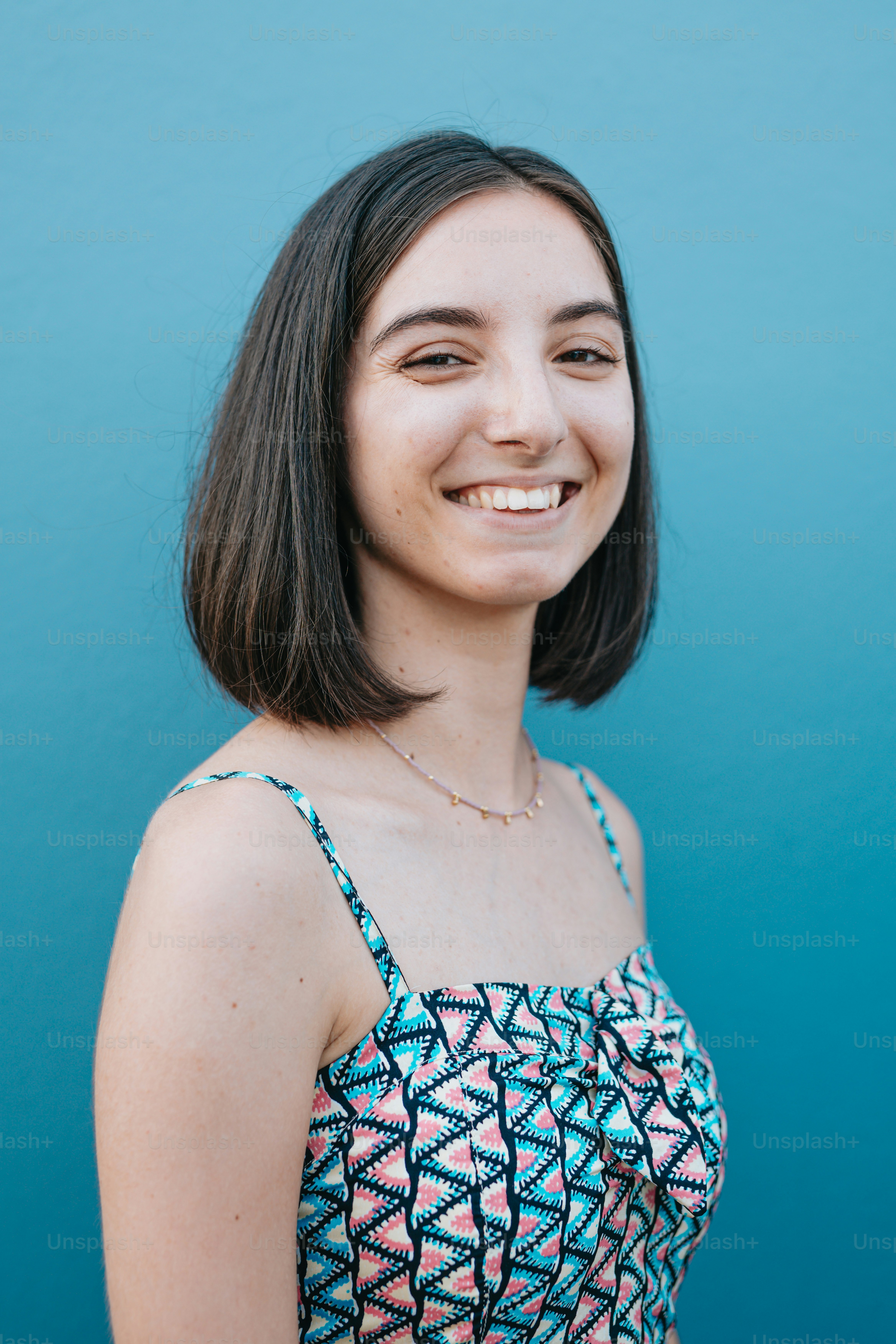 Una mujer con una sonrisa en su rostro foto – Imagen de Mujer en Unsplash