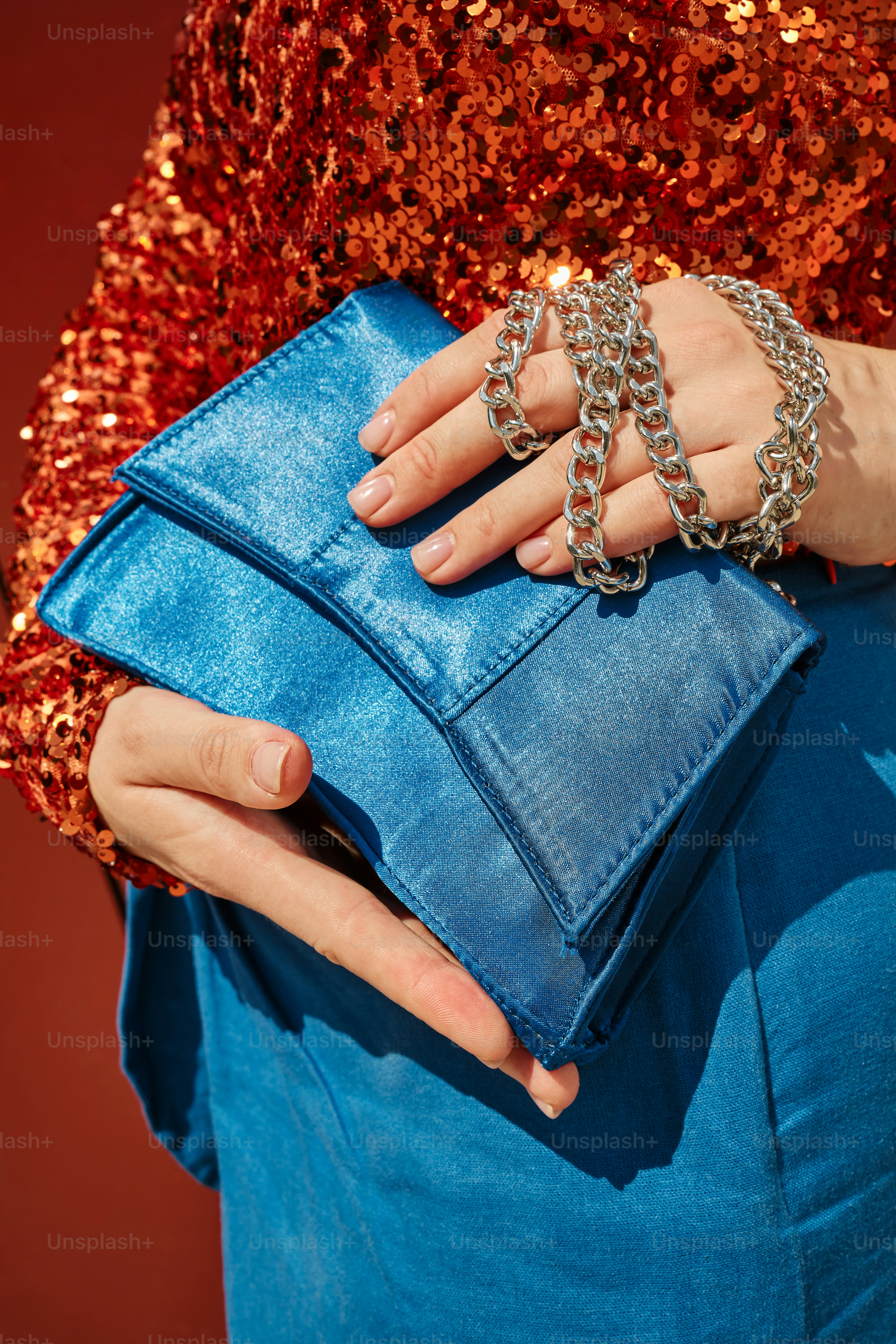 A woman's hand holding a blue purse photo – Handbag Image on Unsplash