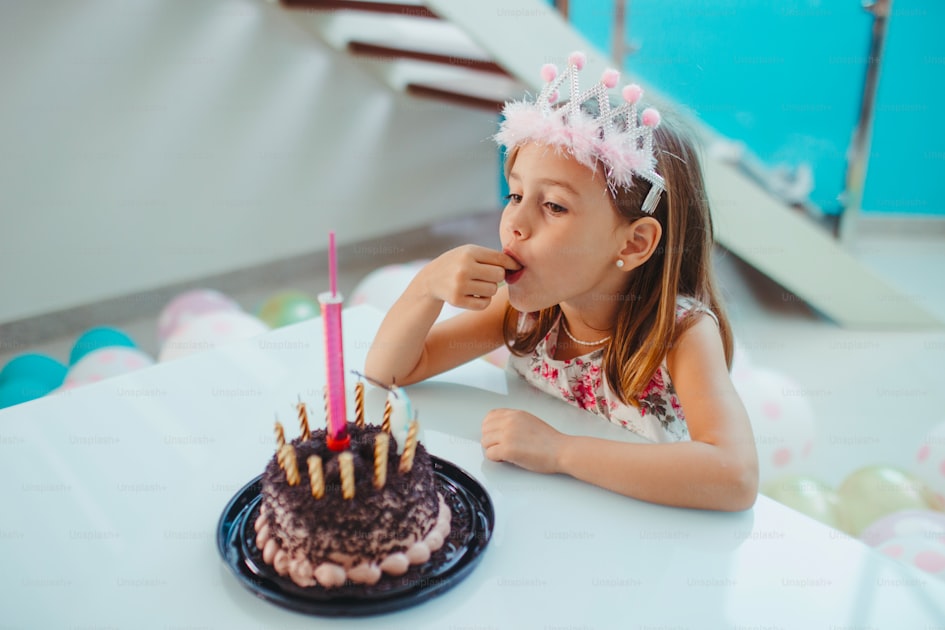 バースデーケーキの上でろうそくを吹き消す少女の写真 誕生日ケーキ Unsplashの写真