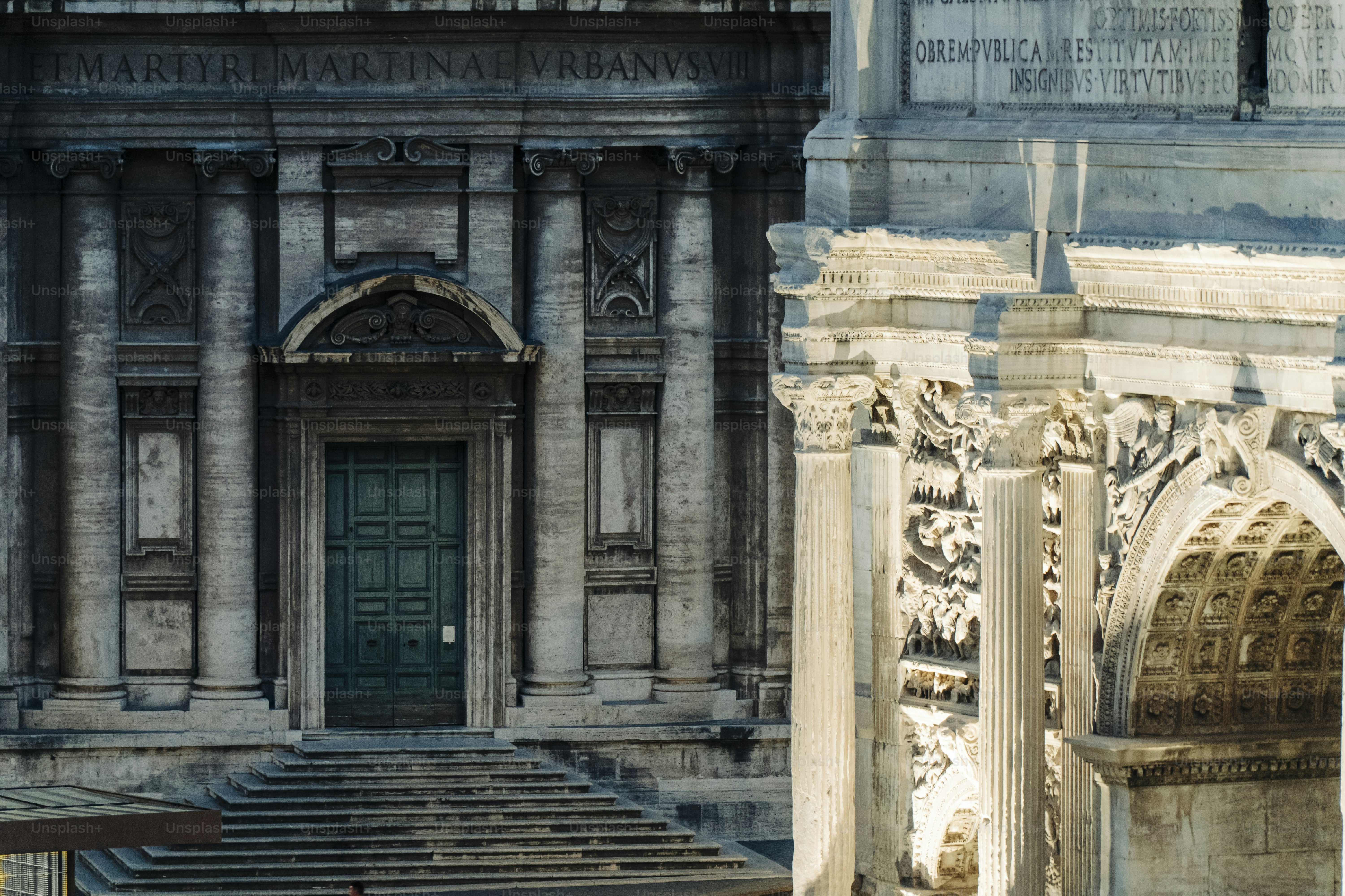 Un gran edificio con una puerta verde y escalones foto – Imagen de Foro Romano en Unsplash