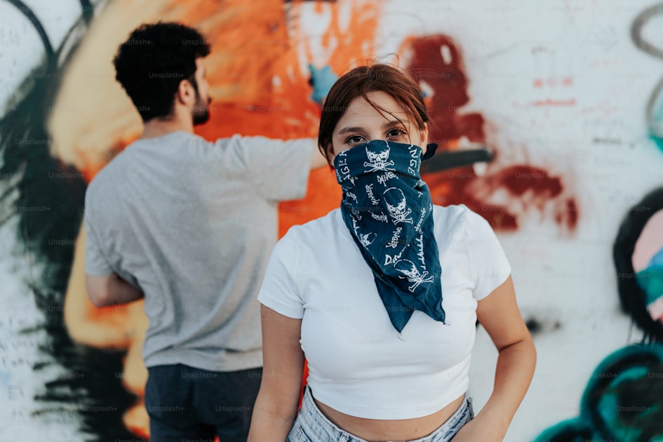 Un Homme Et Une Femme Debout Devant Un Mur Couvert De Graffitis Photo