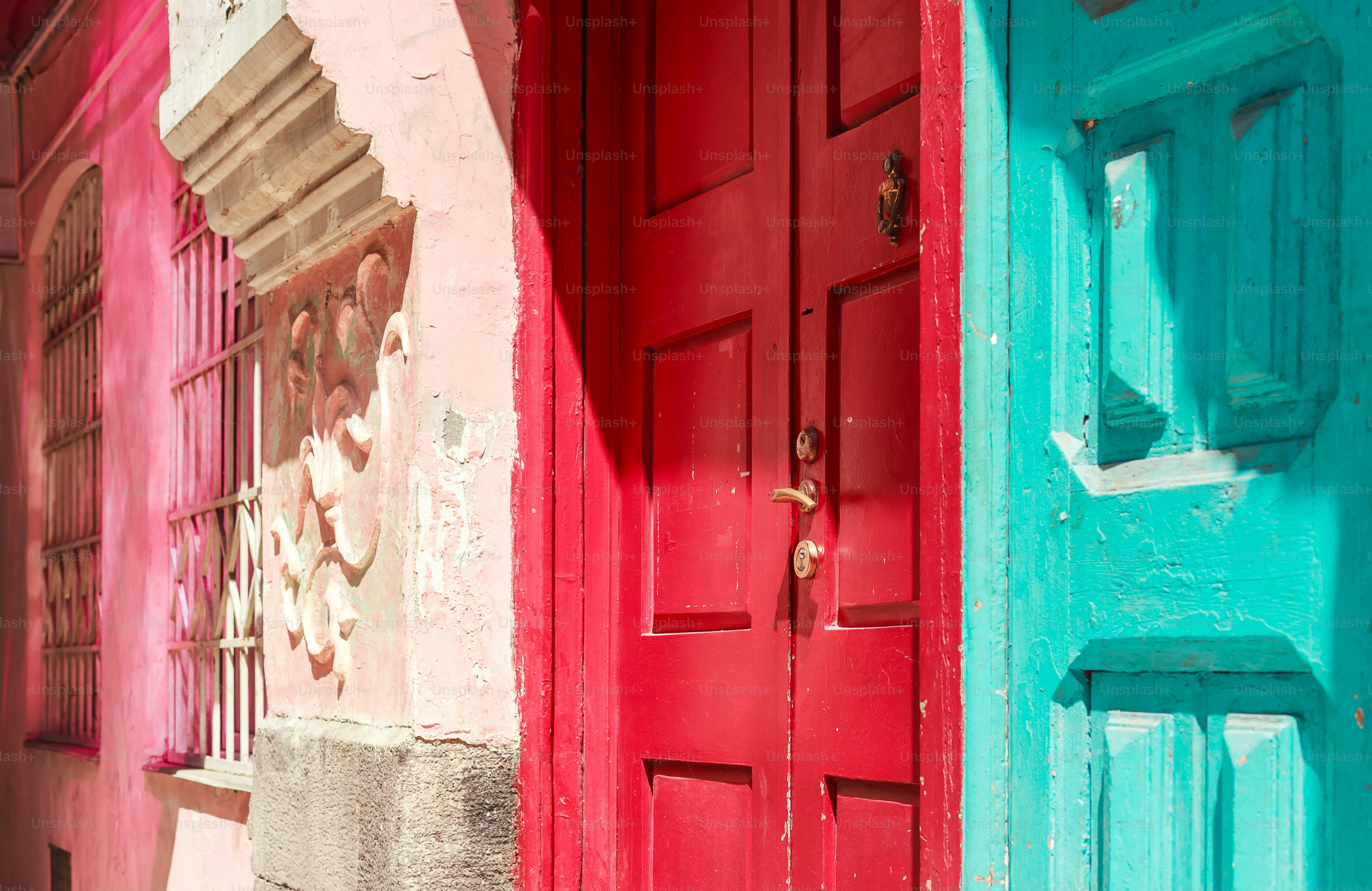 Un gros plan d’une porte rouge et d’une porte bleue photo – Extérieur ...