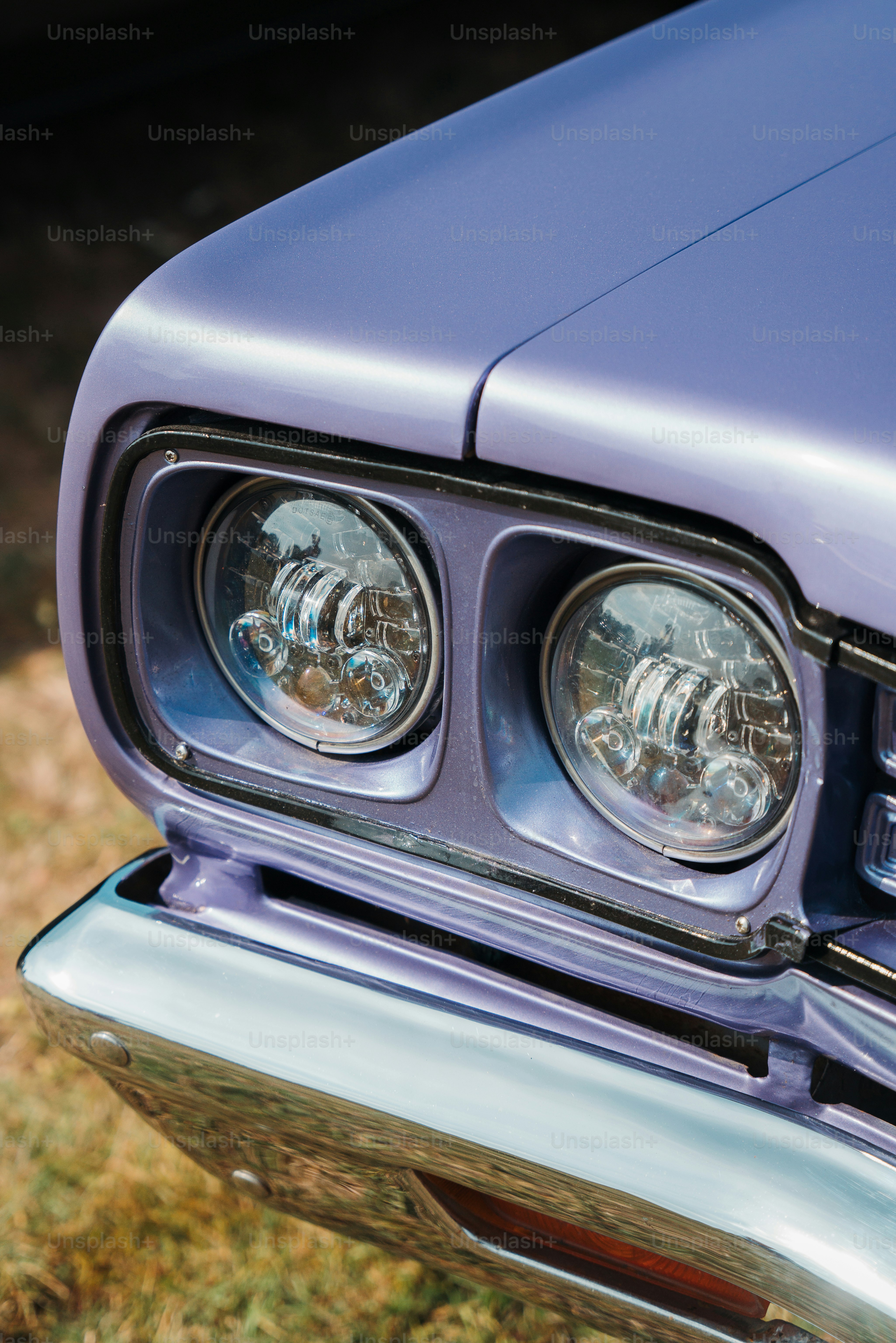 A close up of the front end of a car photo – Car Image on Unsplash