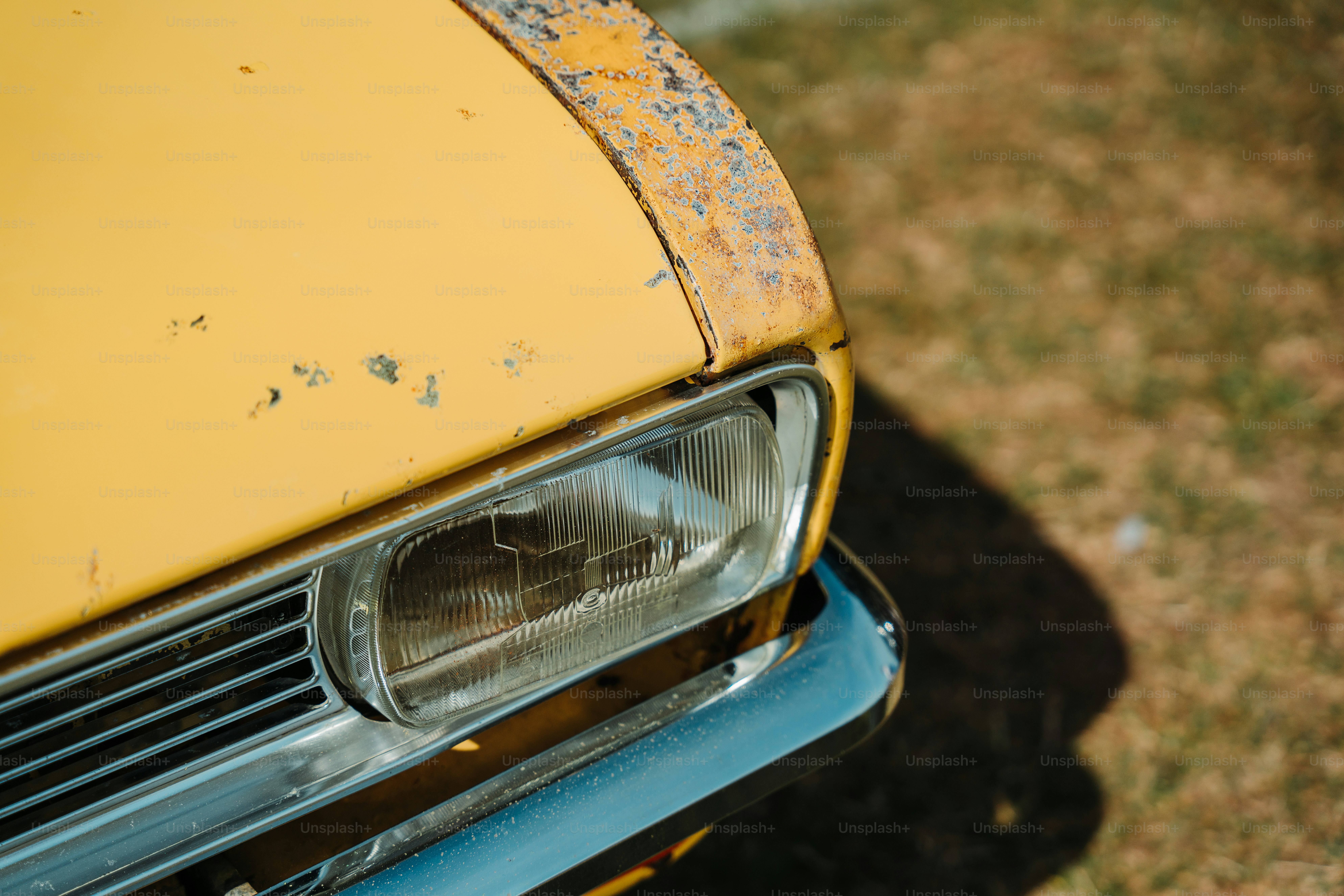 A close up of the front of a yellow car photo – Car Image on Unsplash