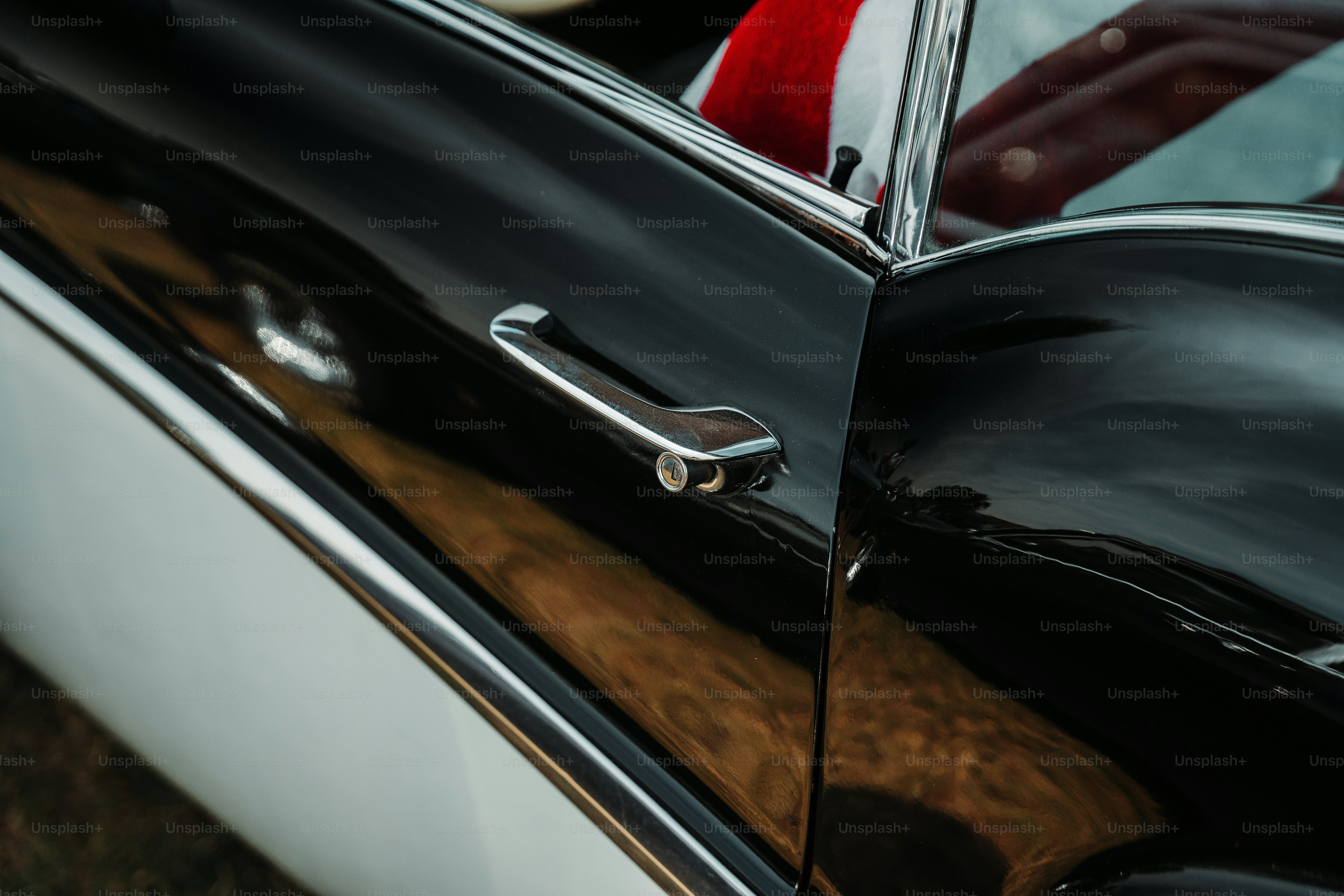 A close up of a door handle on a car photo – Door handle Image on Unsplash